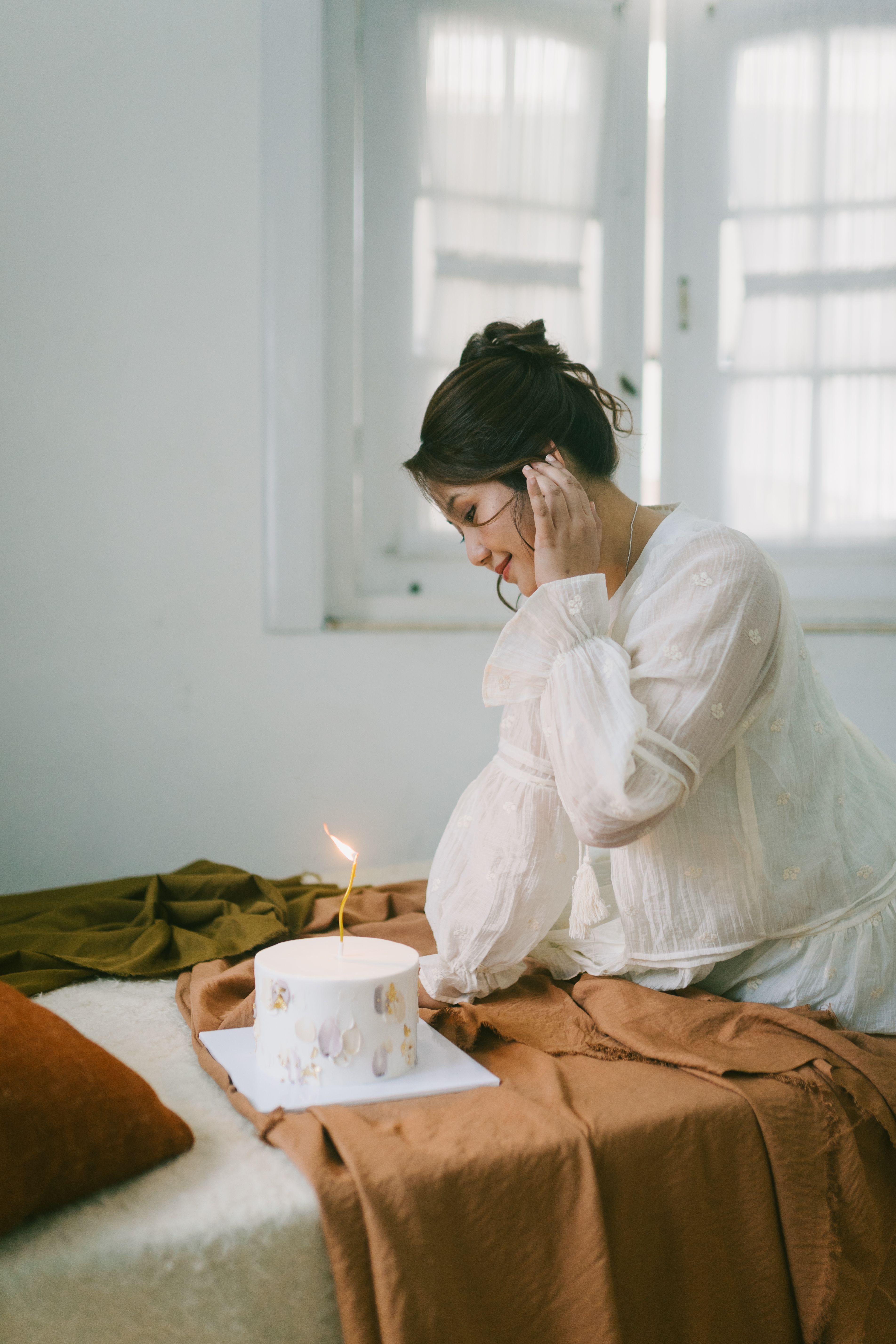 Femme Fêtant Son Anniversaire Avec Un Gâteau Dans Une Pièce Lumineuse ...