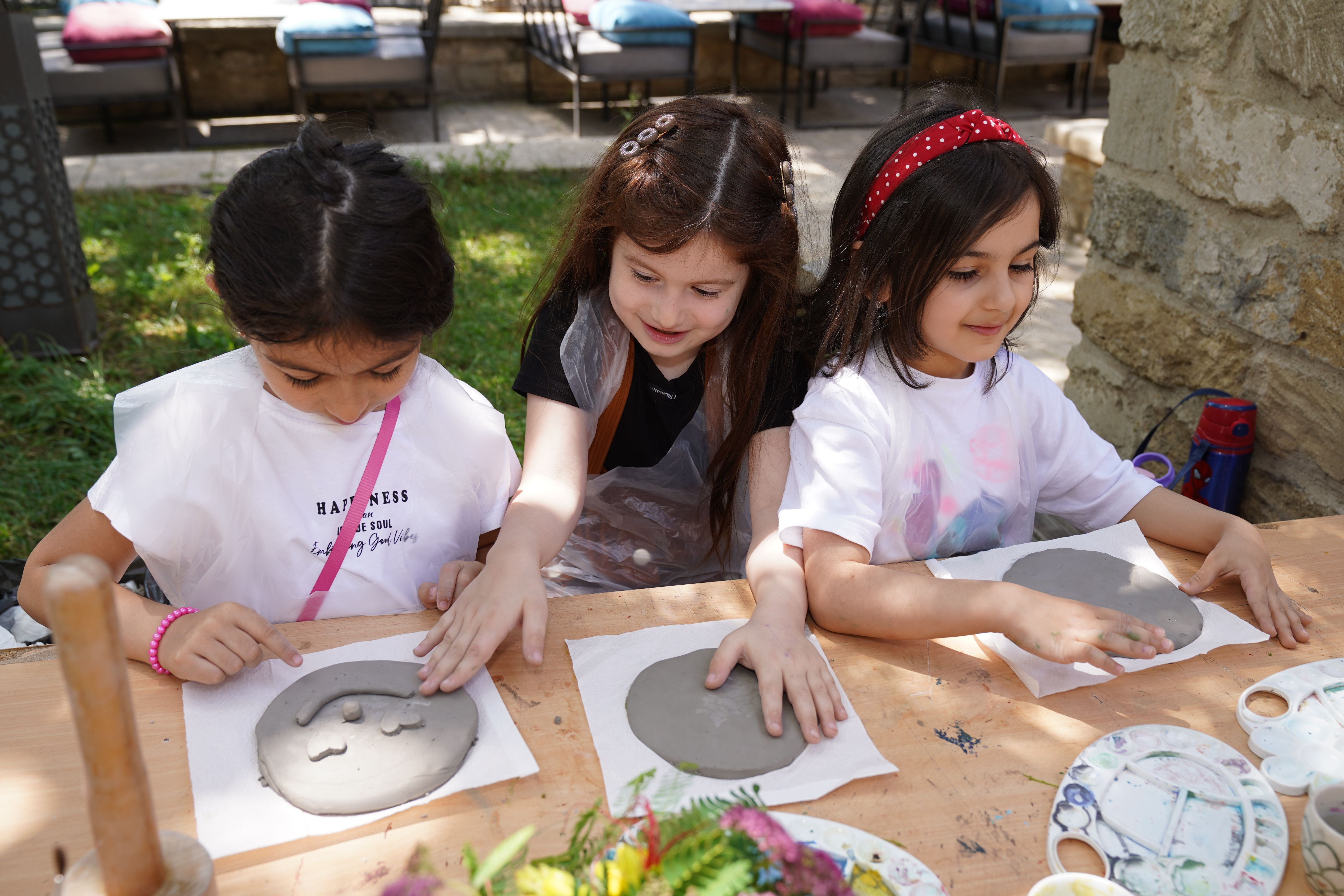 Children Making Art Photos, Download The BEST Free Children Making Art ...