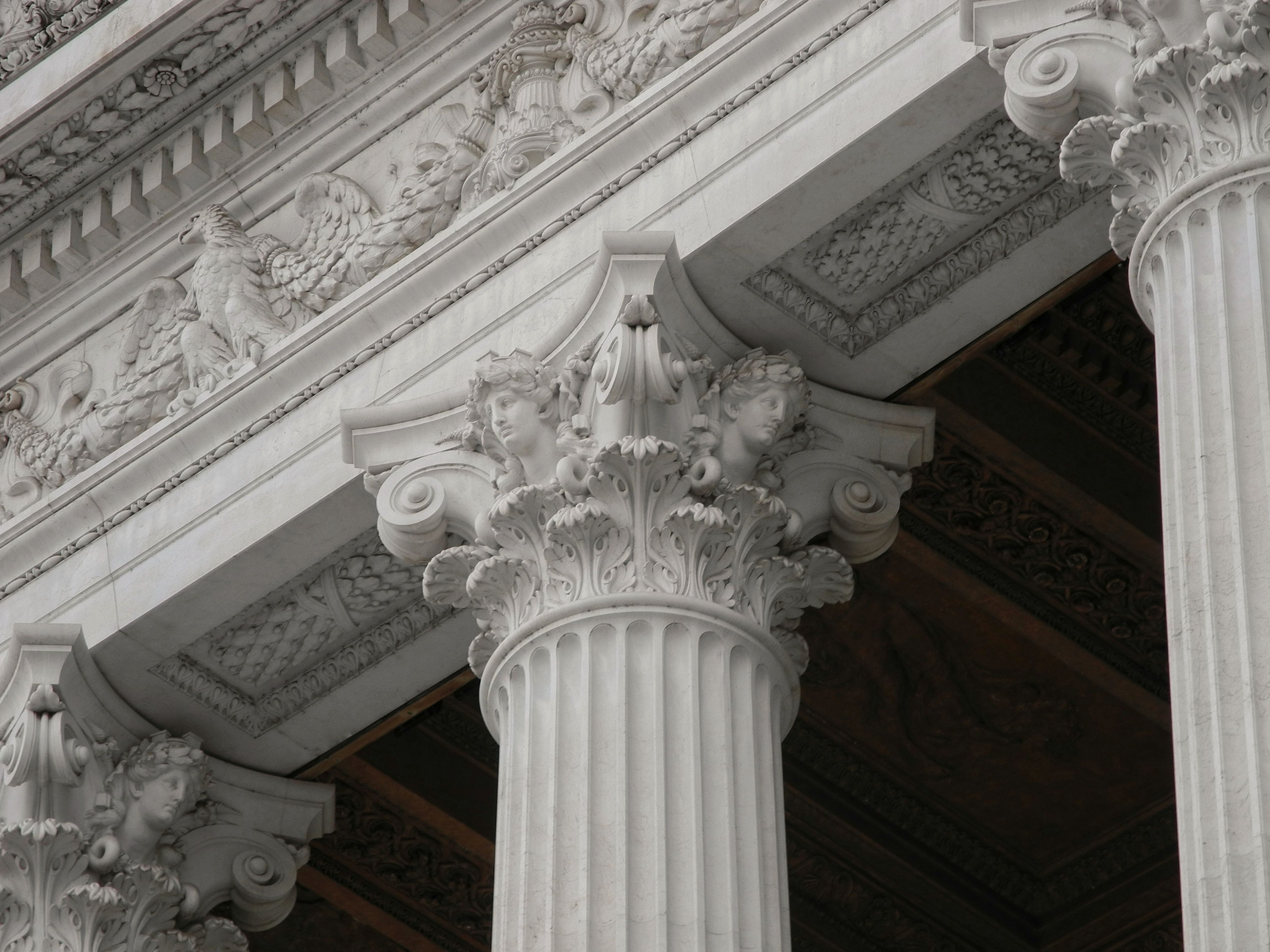 Gros Plan Détaillé D'une Colonne Corinthienne · Photo gratuite