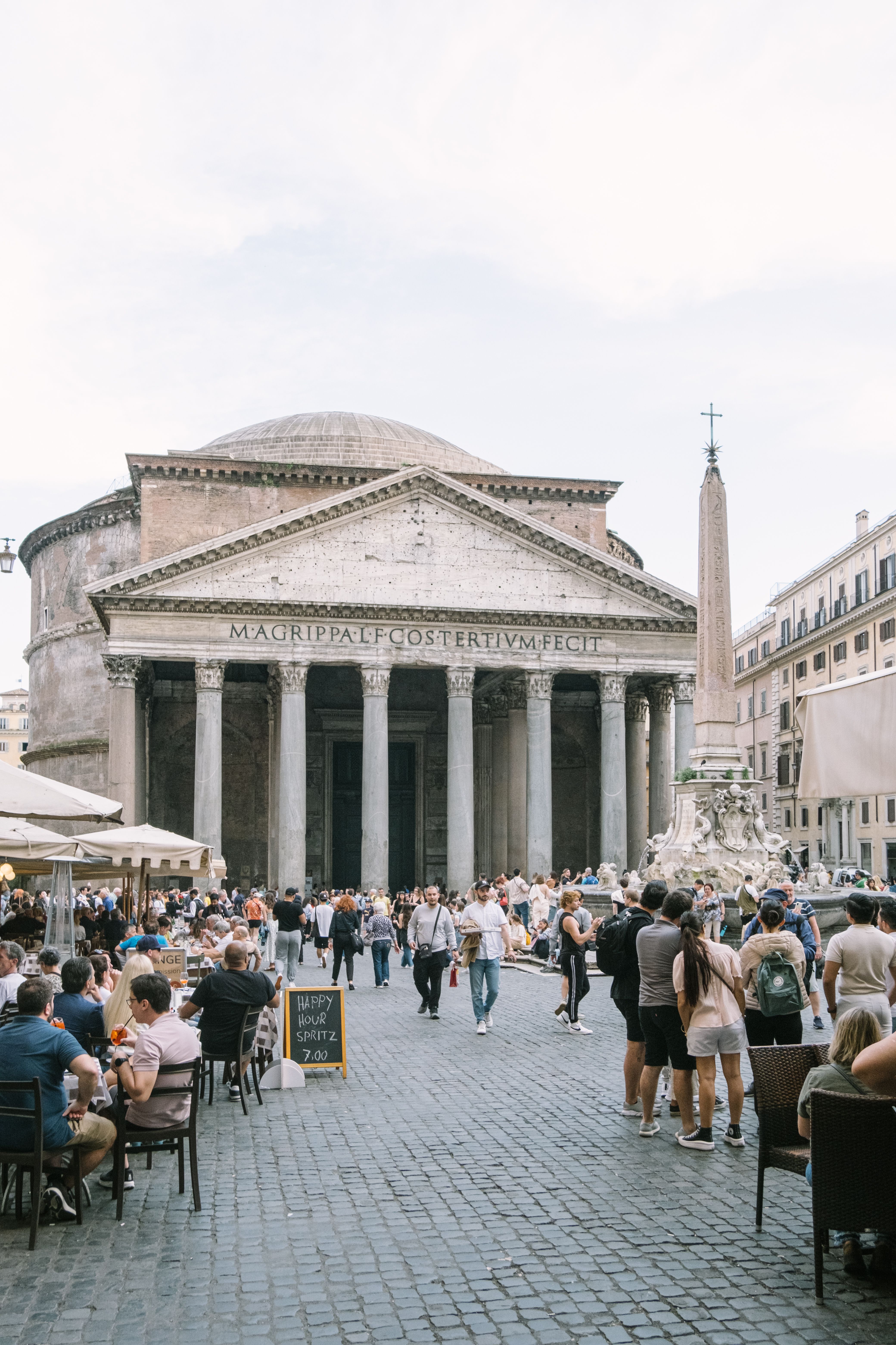 El Icónico Panteón De Roma Con Su Animada Escena En La Plaza · Foto de ...