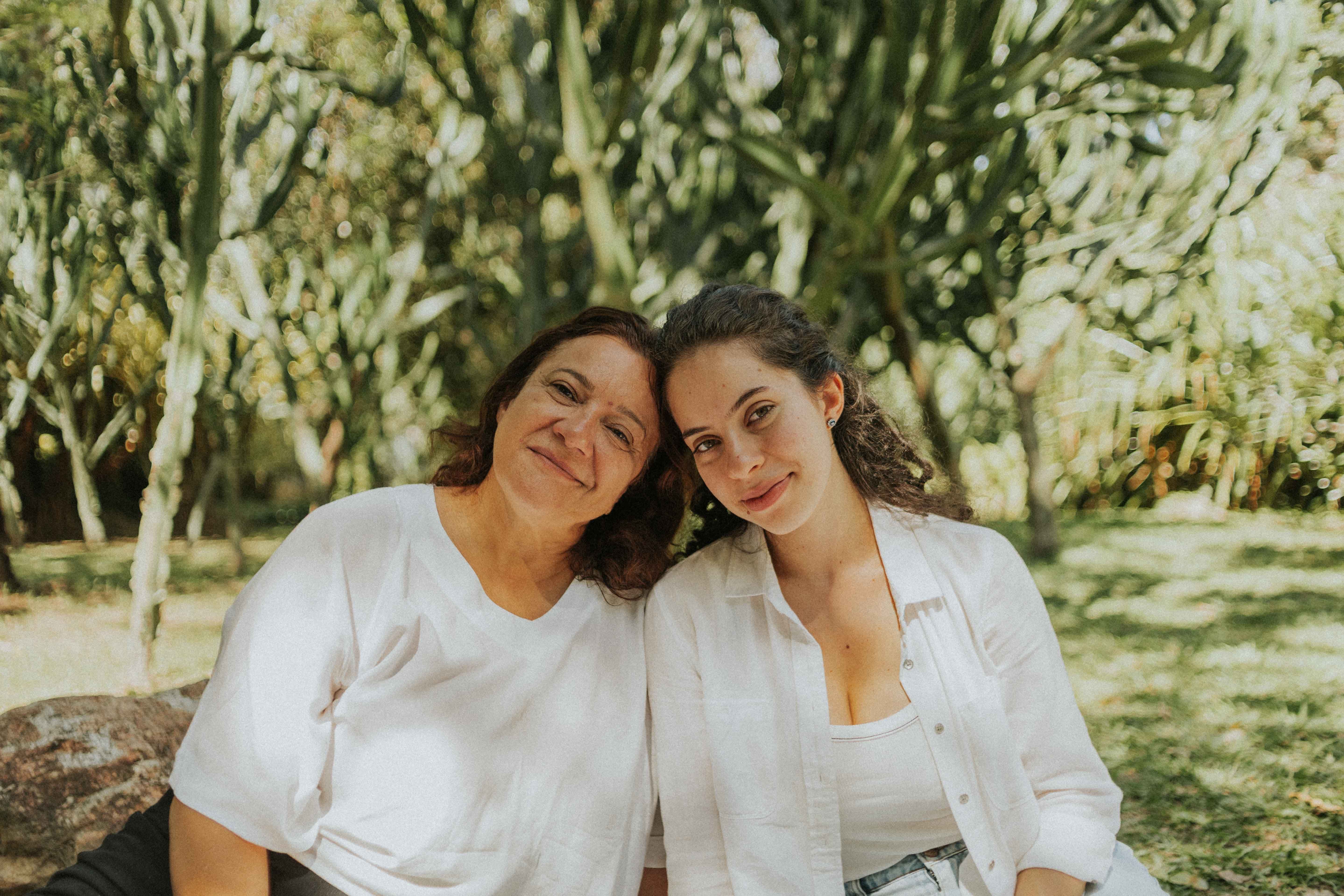 Mère Et Fille S'enlaçant En Plein Air · Photo gratuite