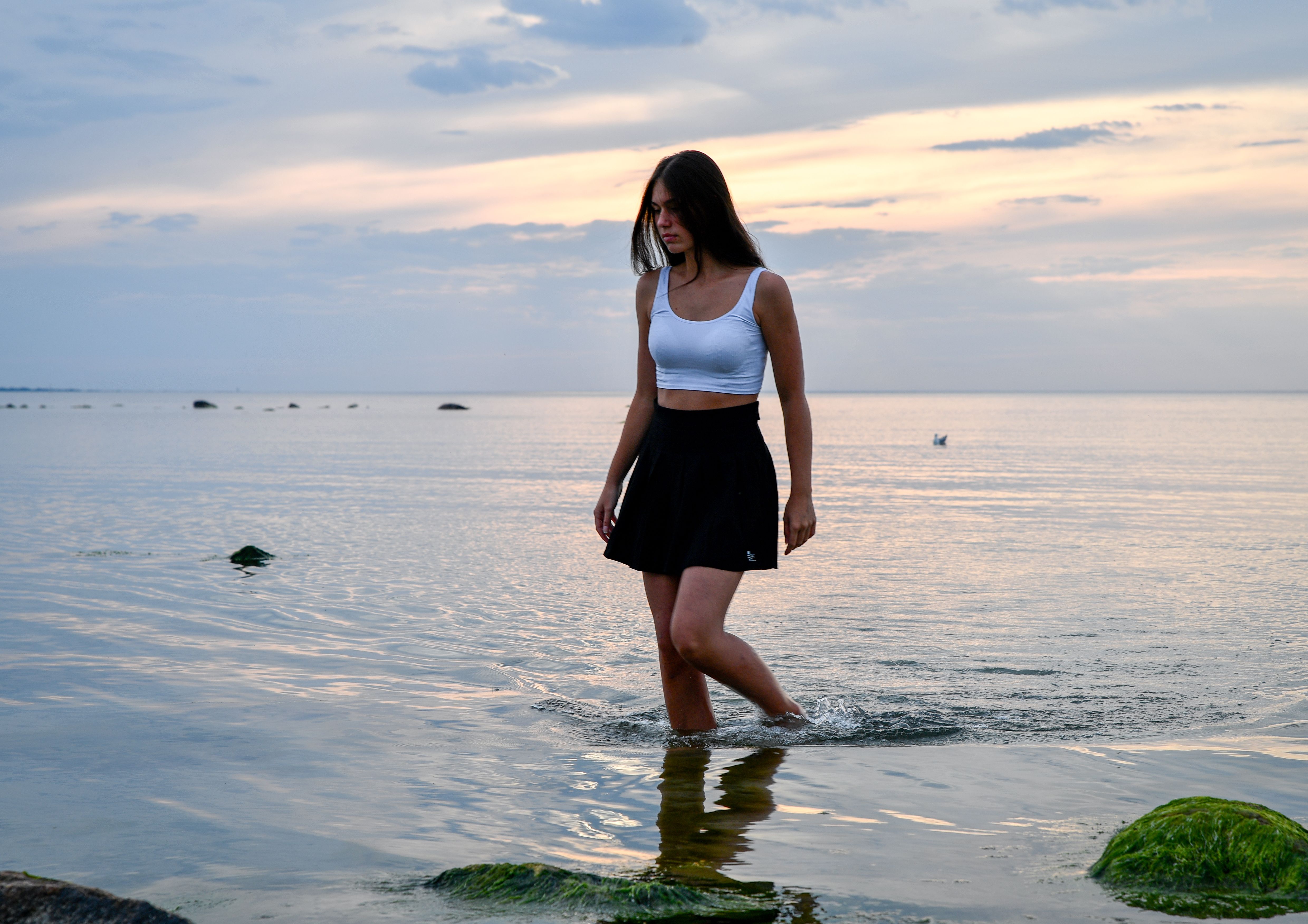 Jovem Mulher Desfrutando De Uma Serena Noite De Verão à Beira Mar ...
