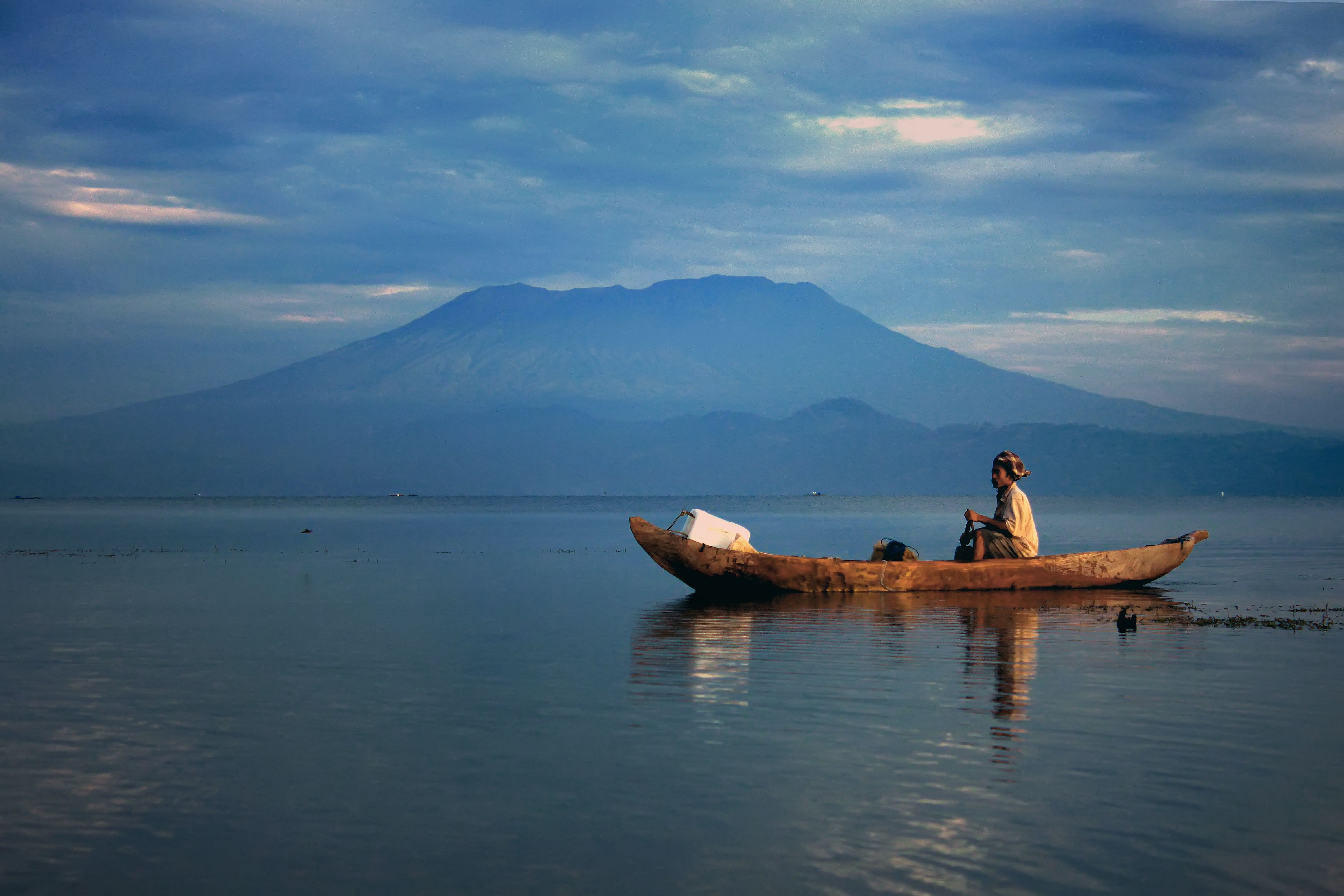 Peaceful Canoe Ride on Lake in West Sumatra · Free Stock Photo