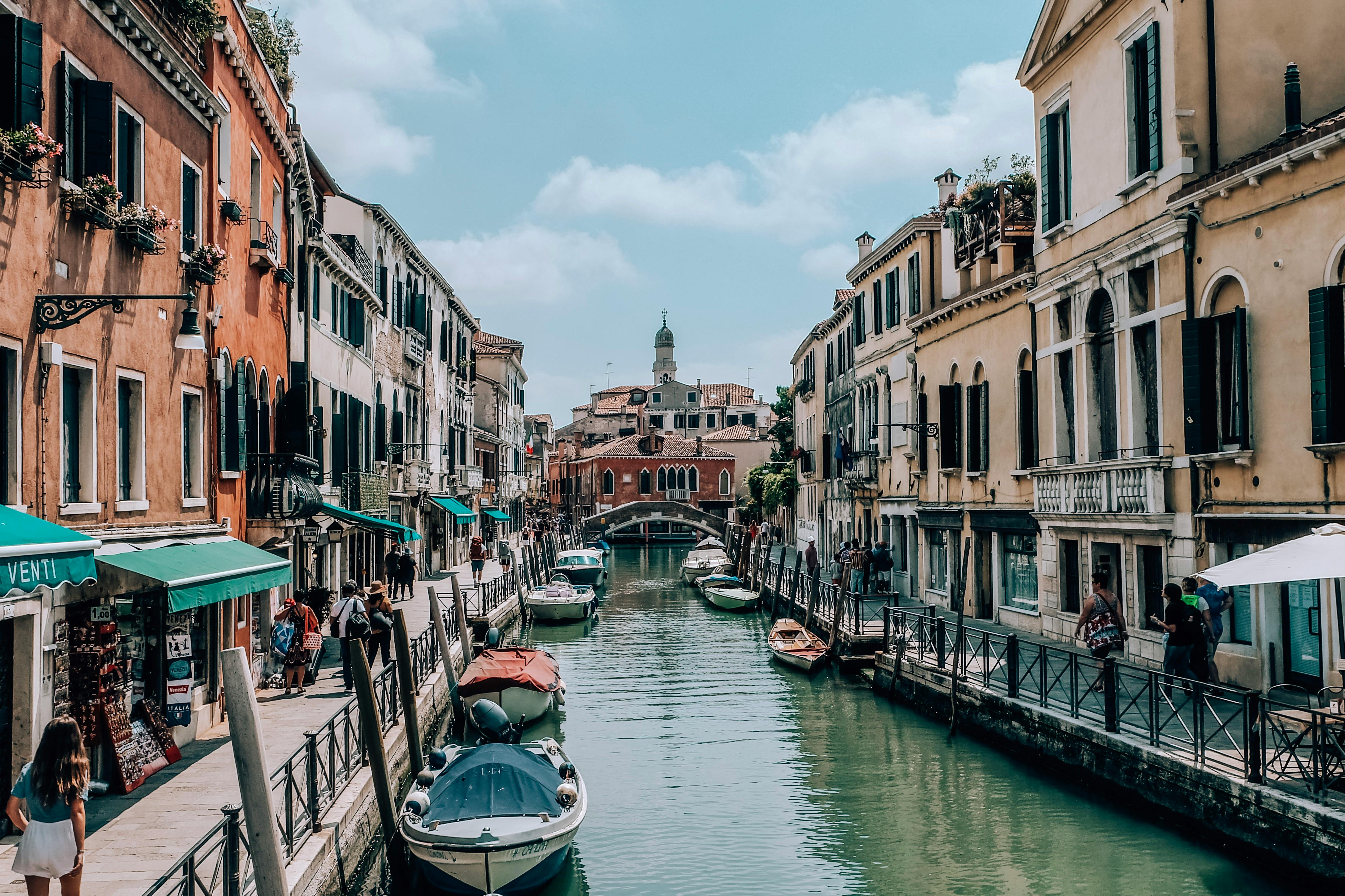 Boats on River Between Buildings · Free Stock Photo