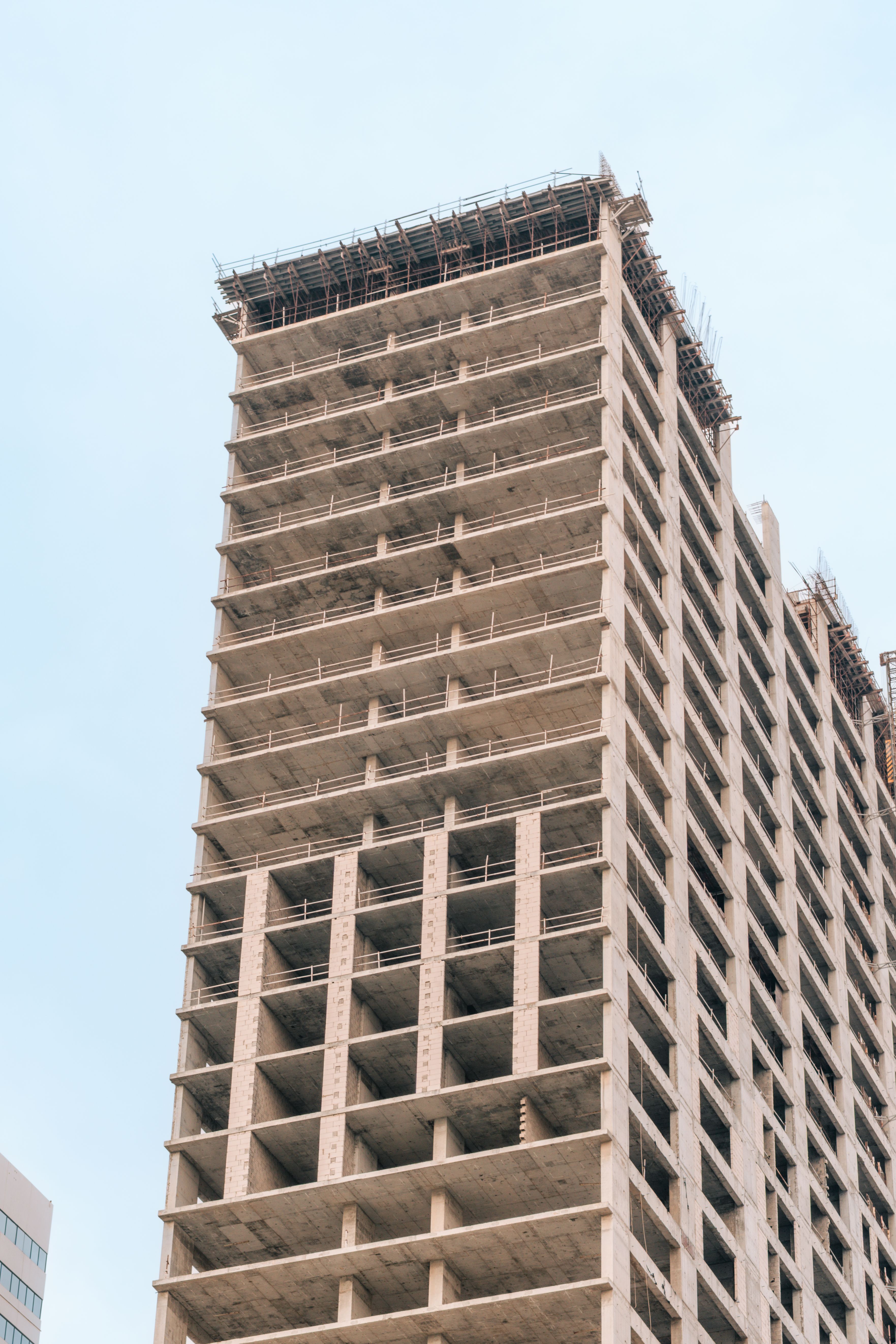High-rise building under construction in UAE · Free Stock Photo