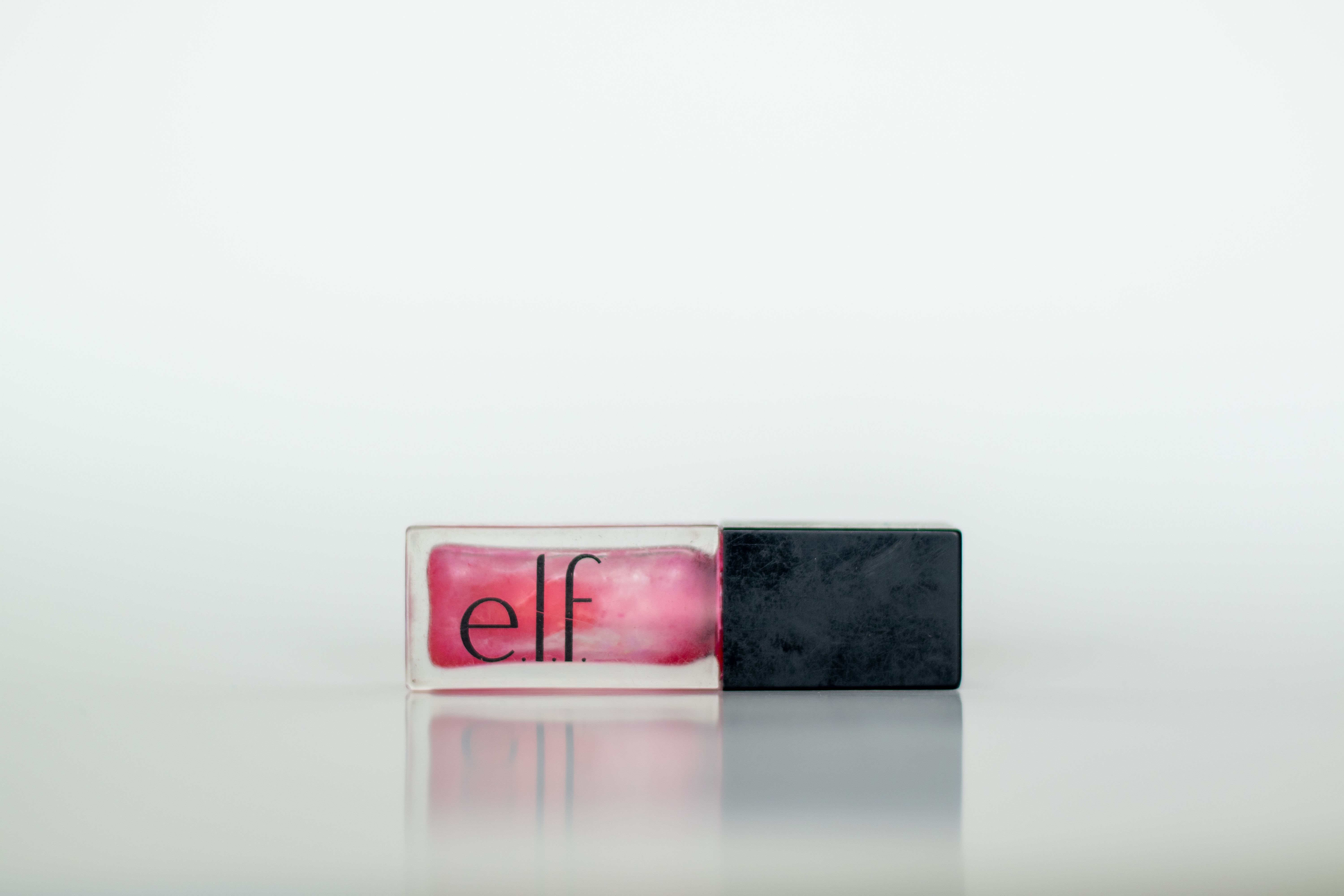 Brillo De Labios Minimalista, Naturaleza Muerta Sobre Fondo Blanco ...
