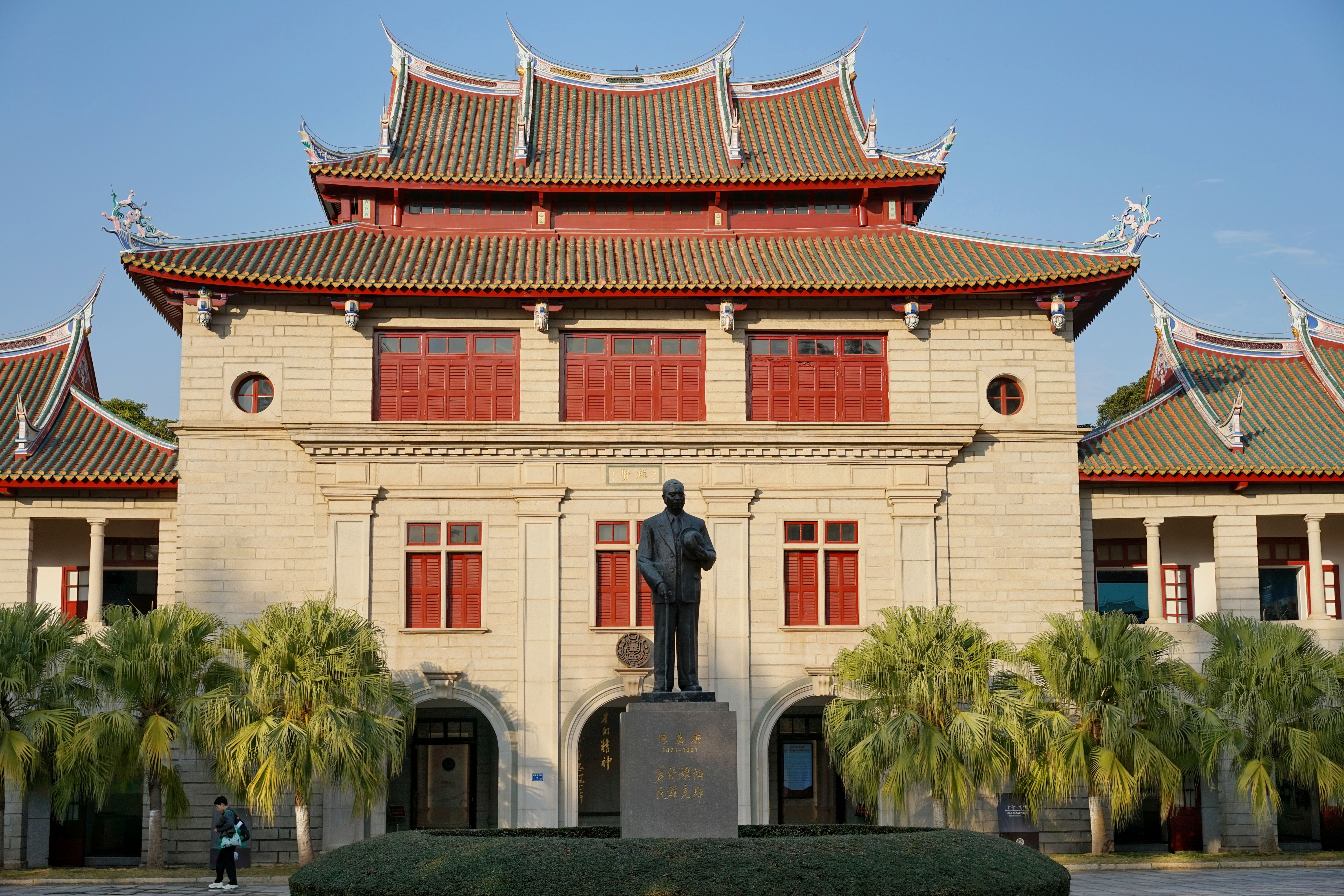Classic Asian Architectural Building with Statue · Free Stock Photo