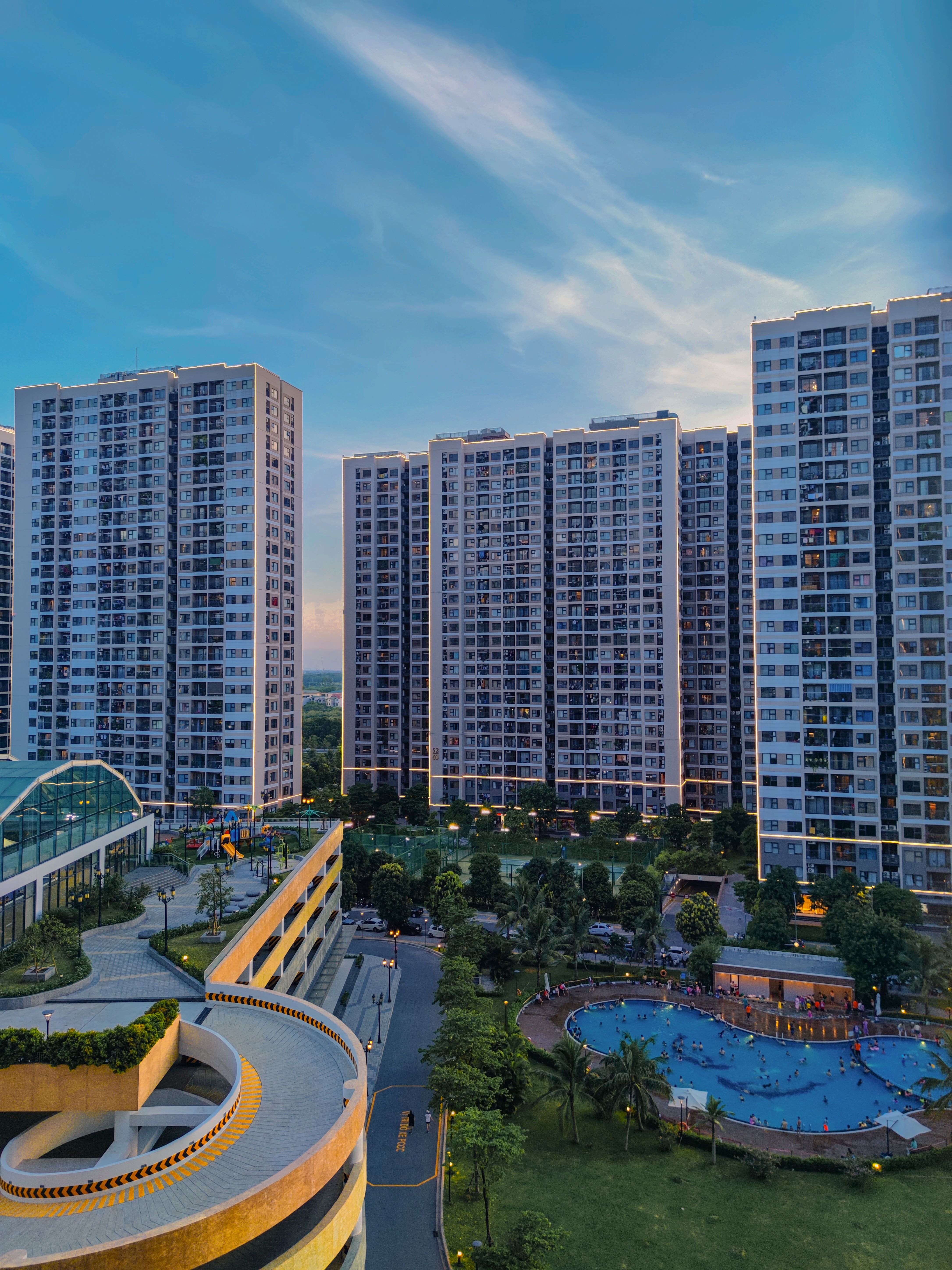 Sky View Luxury Condominium Pool Garden Photos, Download The BEST Free ...