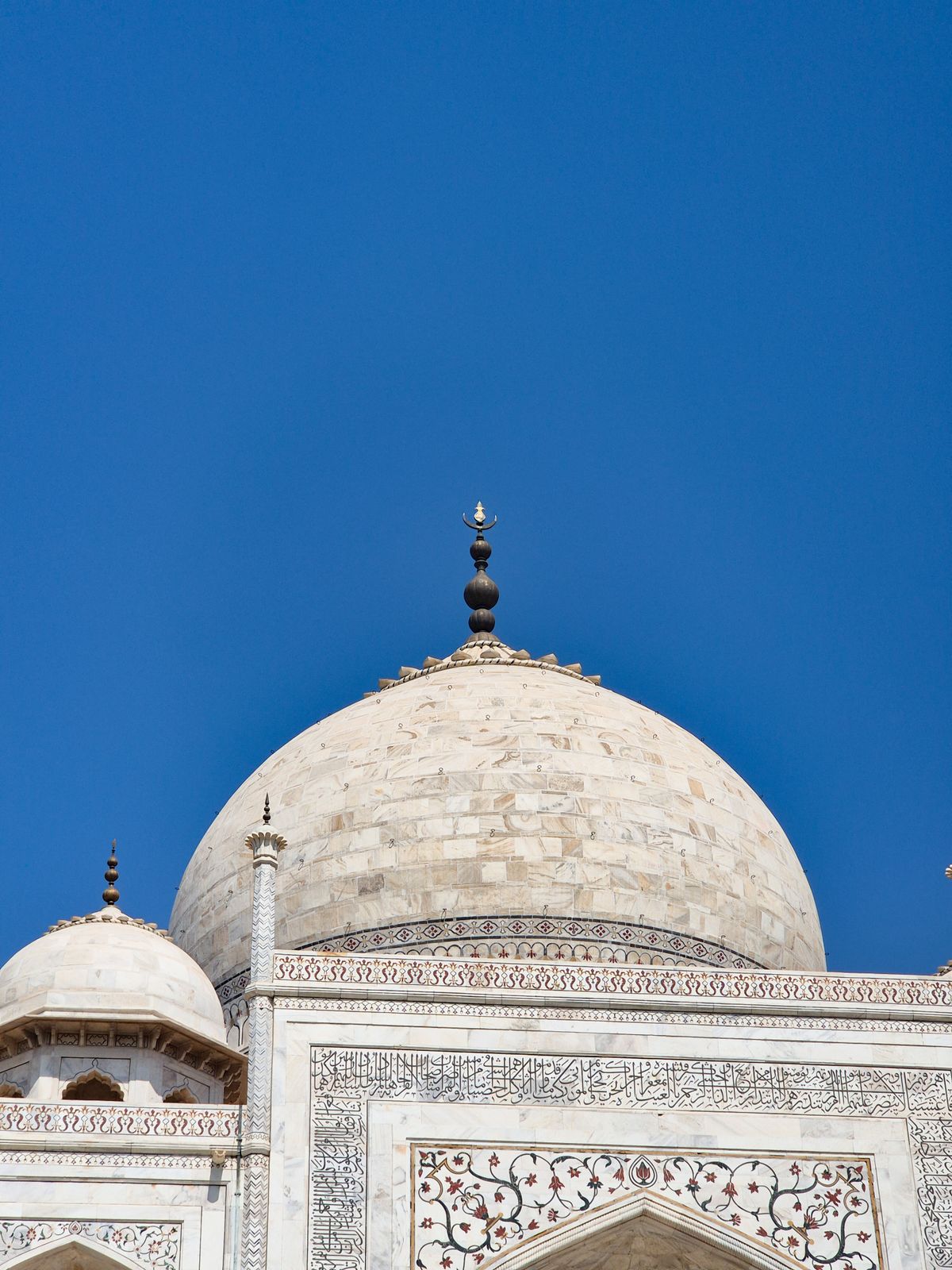 Taj Mahal Dome Captured in Bright Daylight · Free Stock Photo