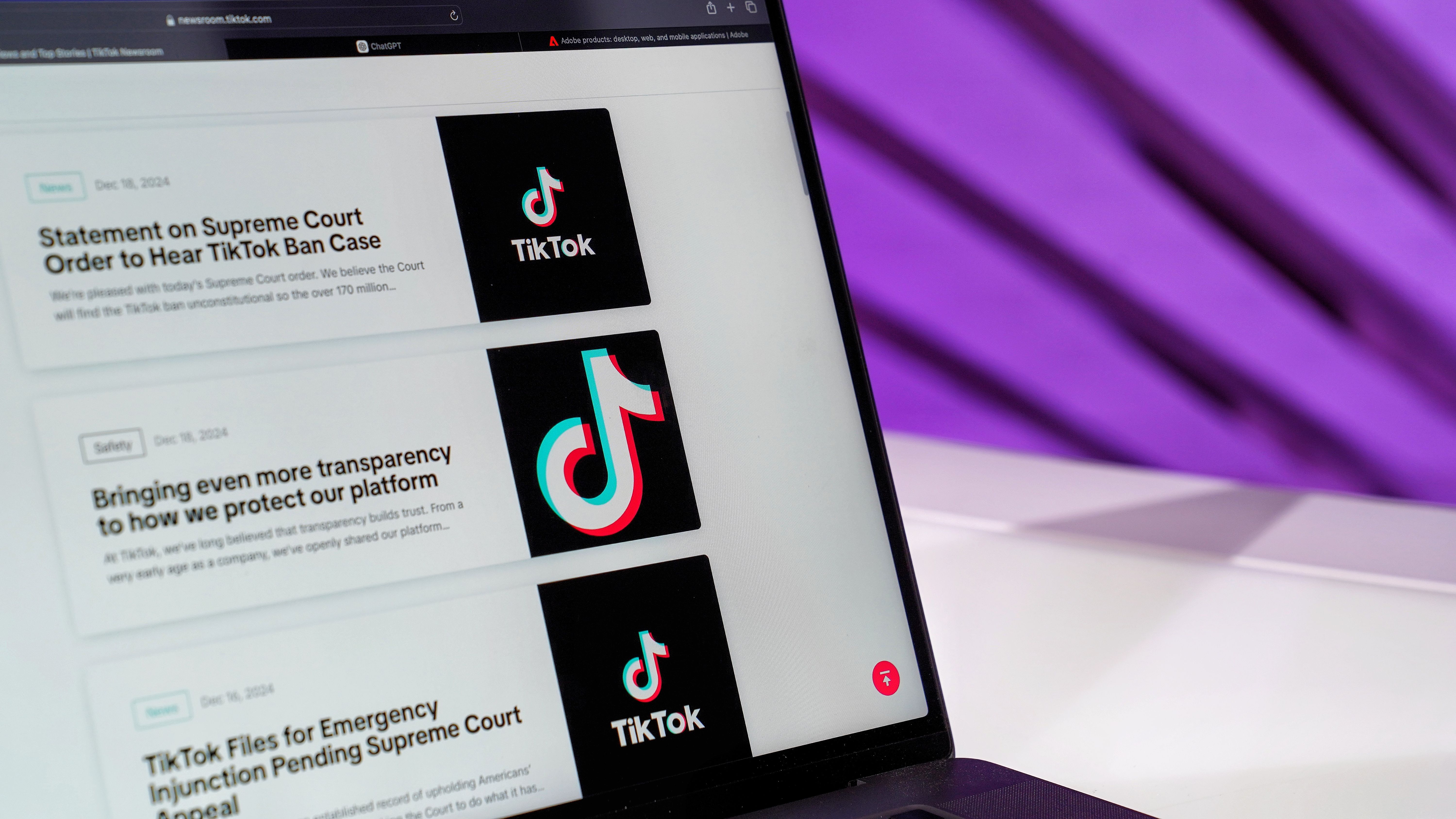 Portátil Mostrando Artículos De Noticias De Tik Tok · Foto de stock ...