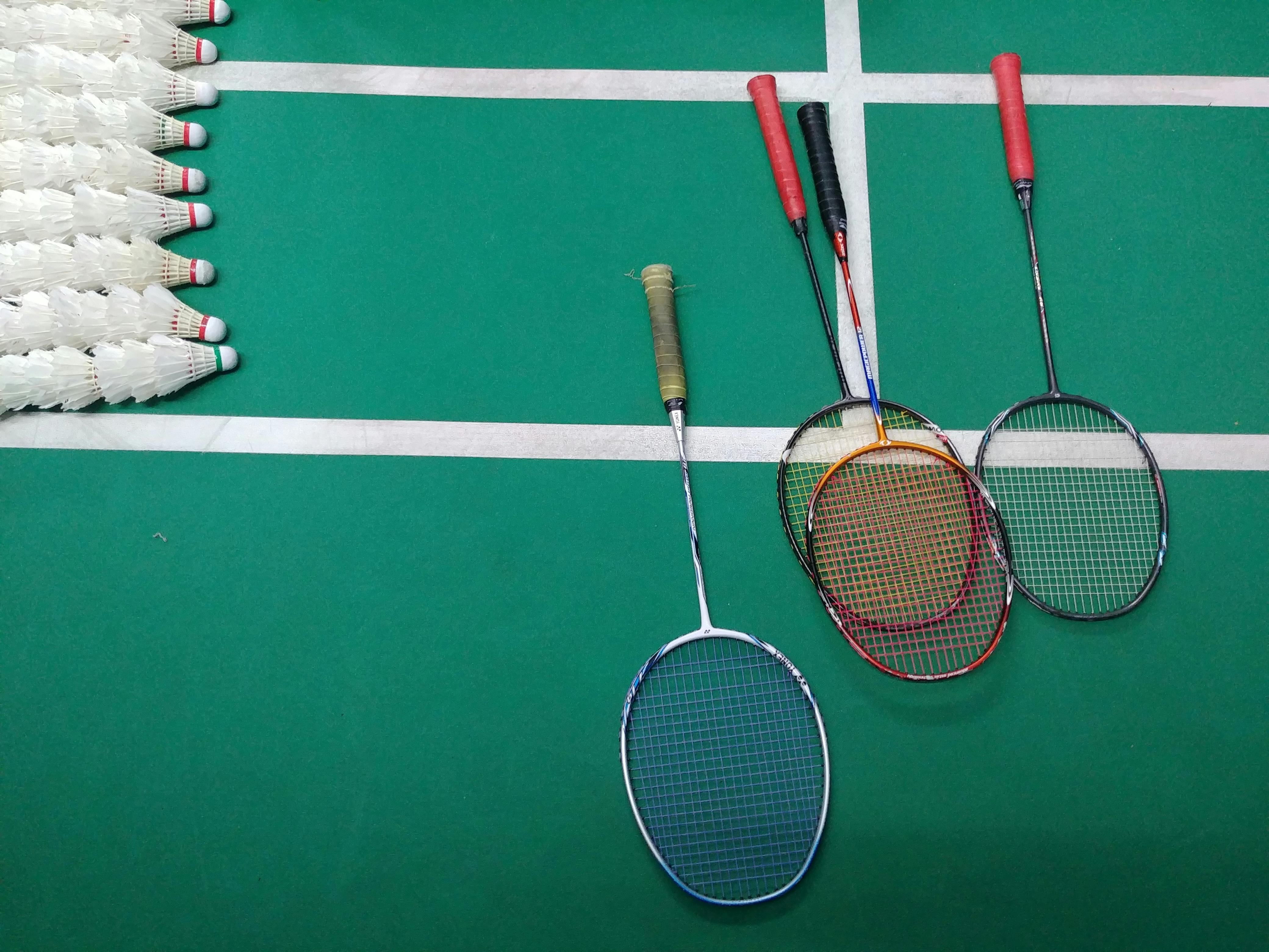 Green and White Court with Badminton Rackets · Free Stock Photo
