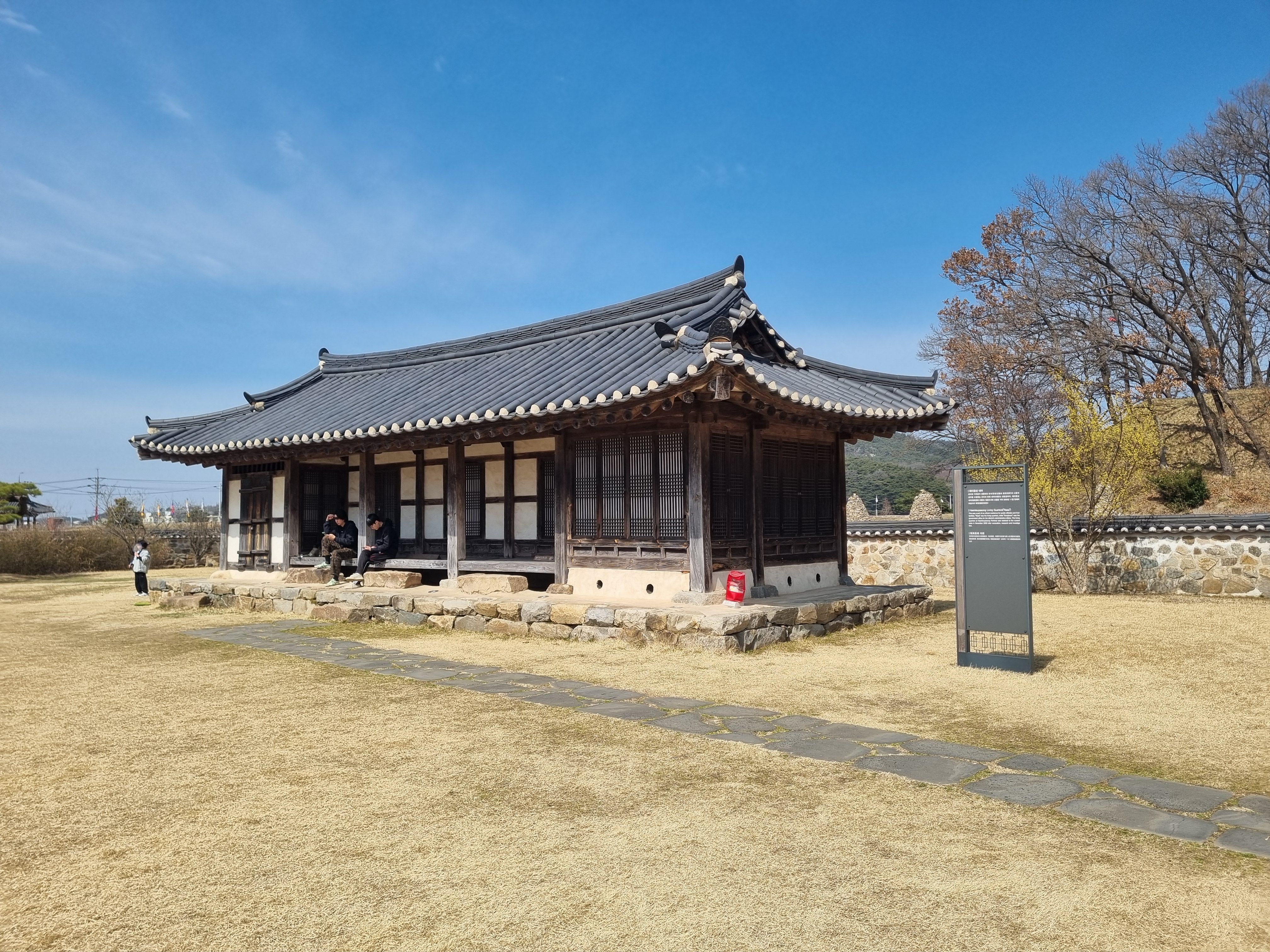 Traditional Korean Hanok with Beautiful Landscape · Free Stock Photo