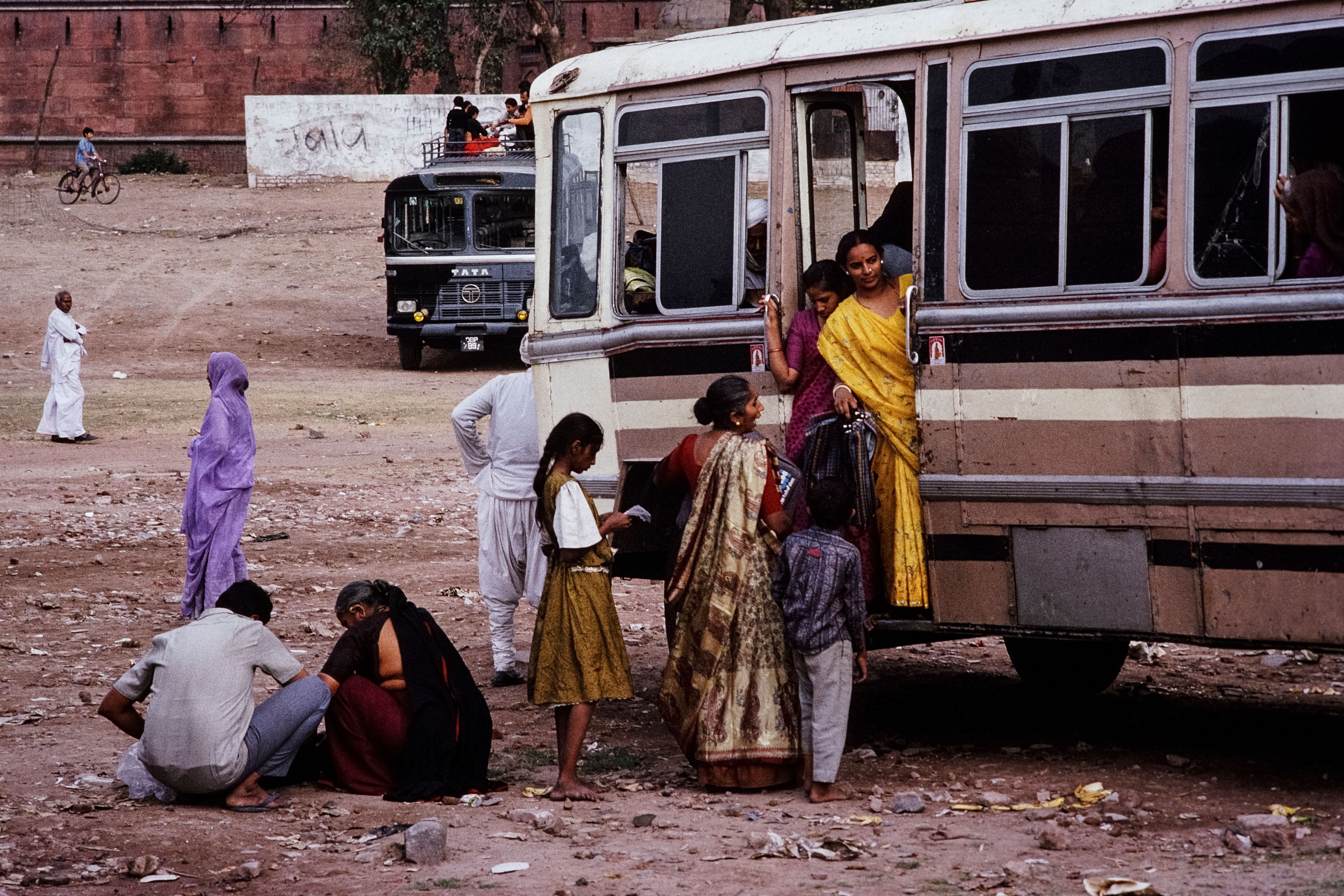 Vida Cotidiana En Una Parada De Autobús India · Foto de stock gratuita
