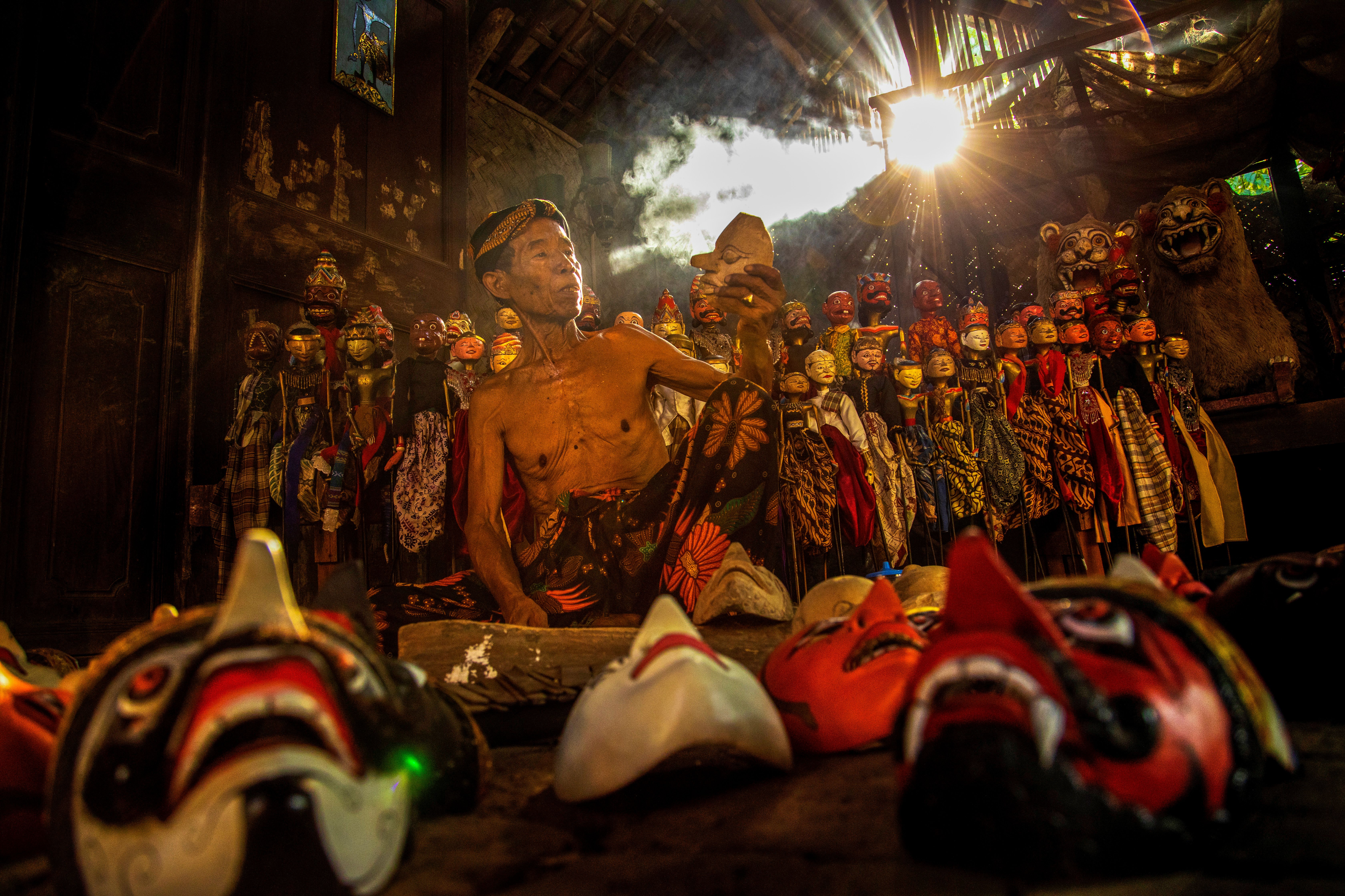 Traditional Mask Artisan in West Java Workshop · Free Stock Photo