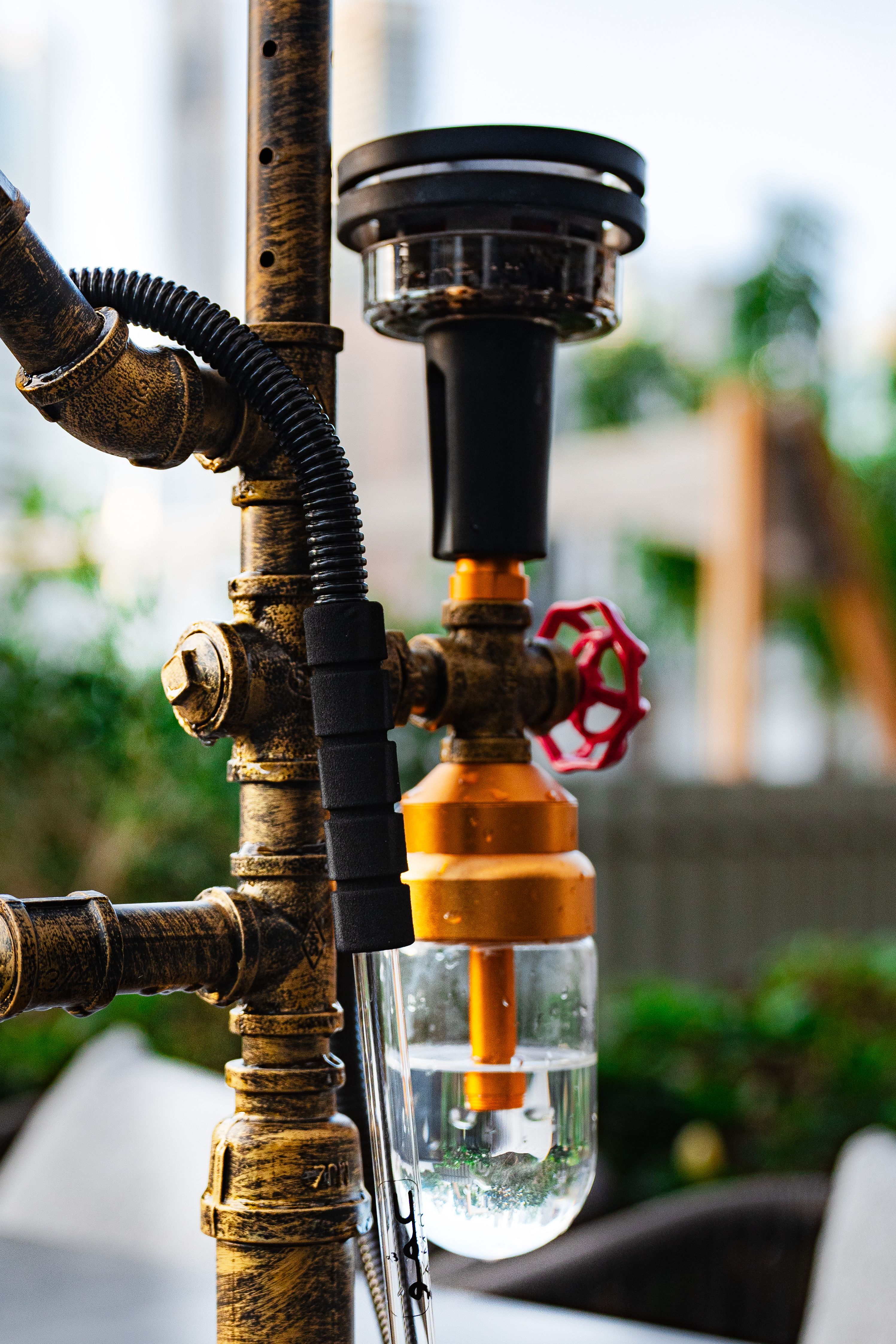 Close-Up of Modern Hookah in Dubai Setting · Free Stock Photo