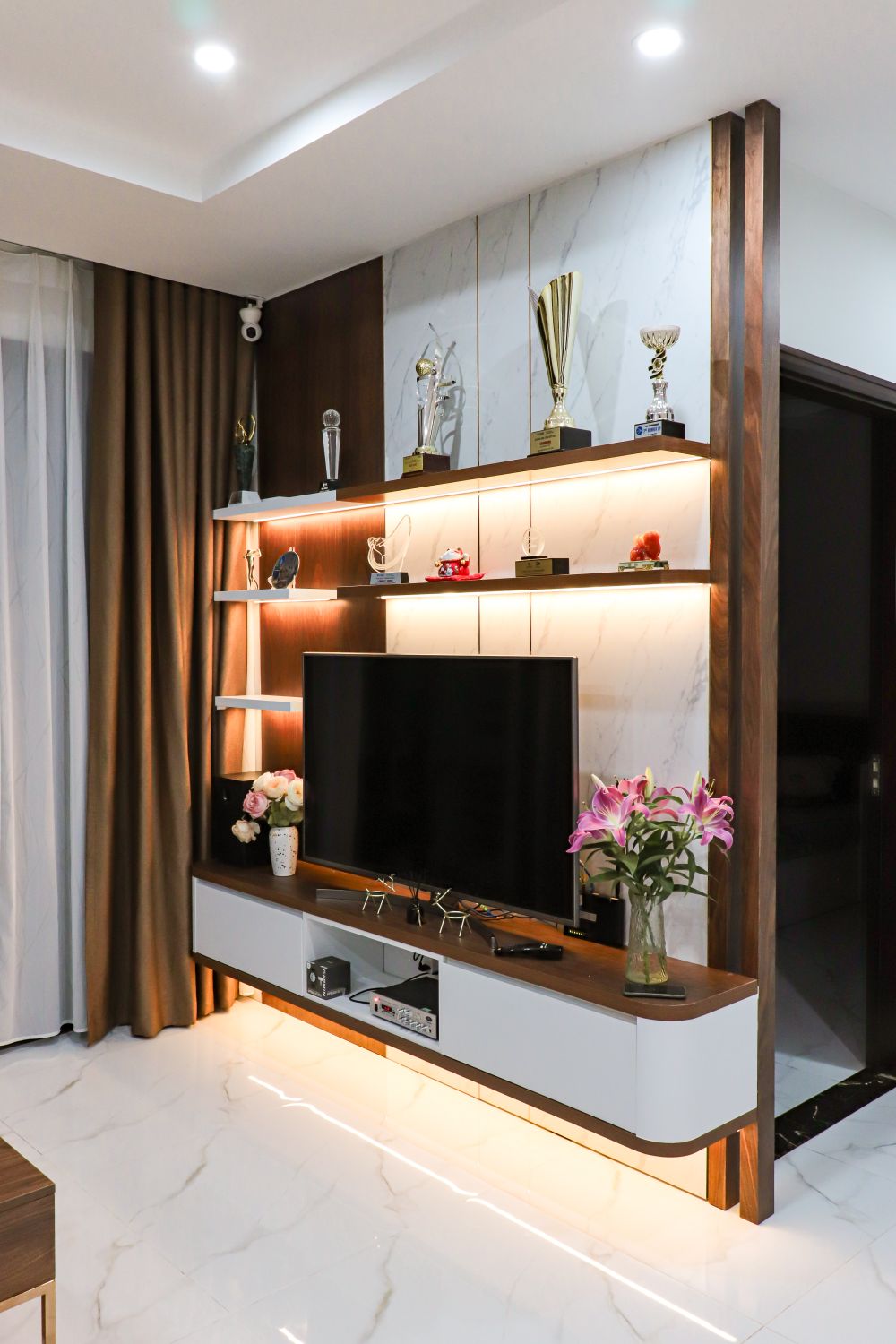 Modern Living Room with Stylish Decor and TV Stand · Free Stock Photo