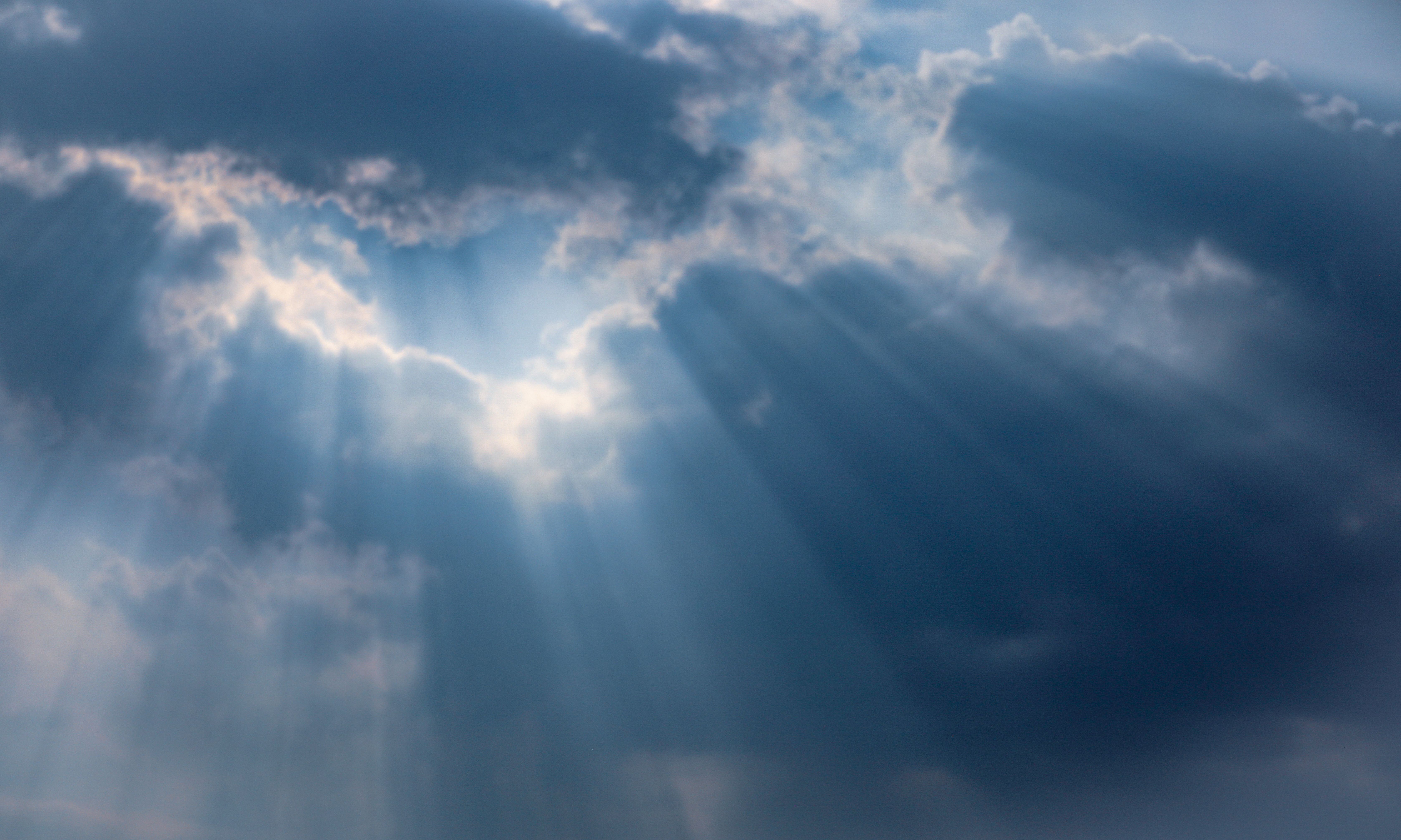 Sun Light Shining Down from the Sky · Free Stock Photo