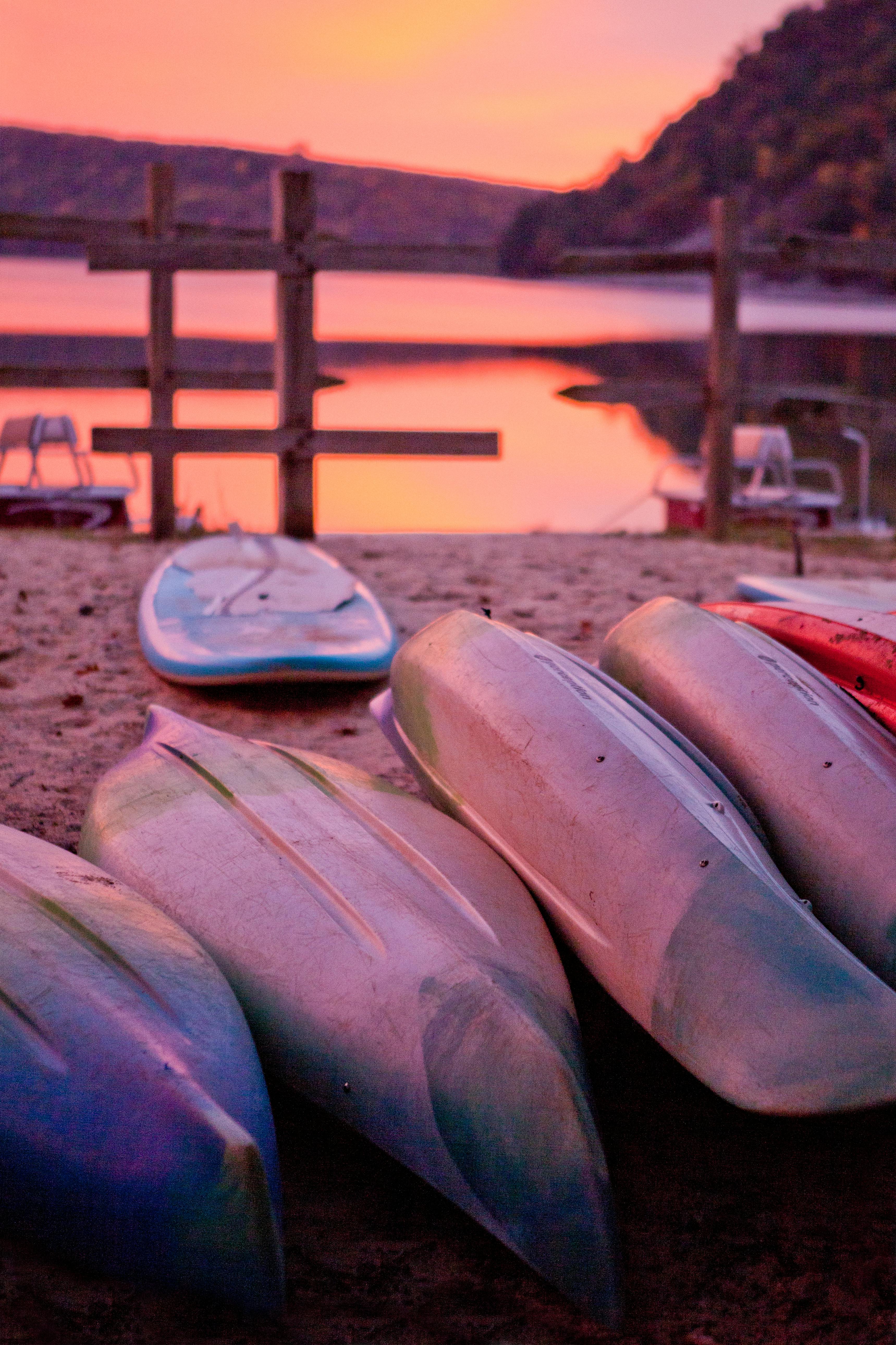Foto De Botes De Plástico Sobre Arena. · Fotos de stock gratuitas