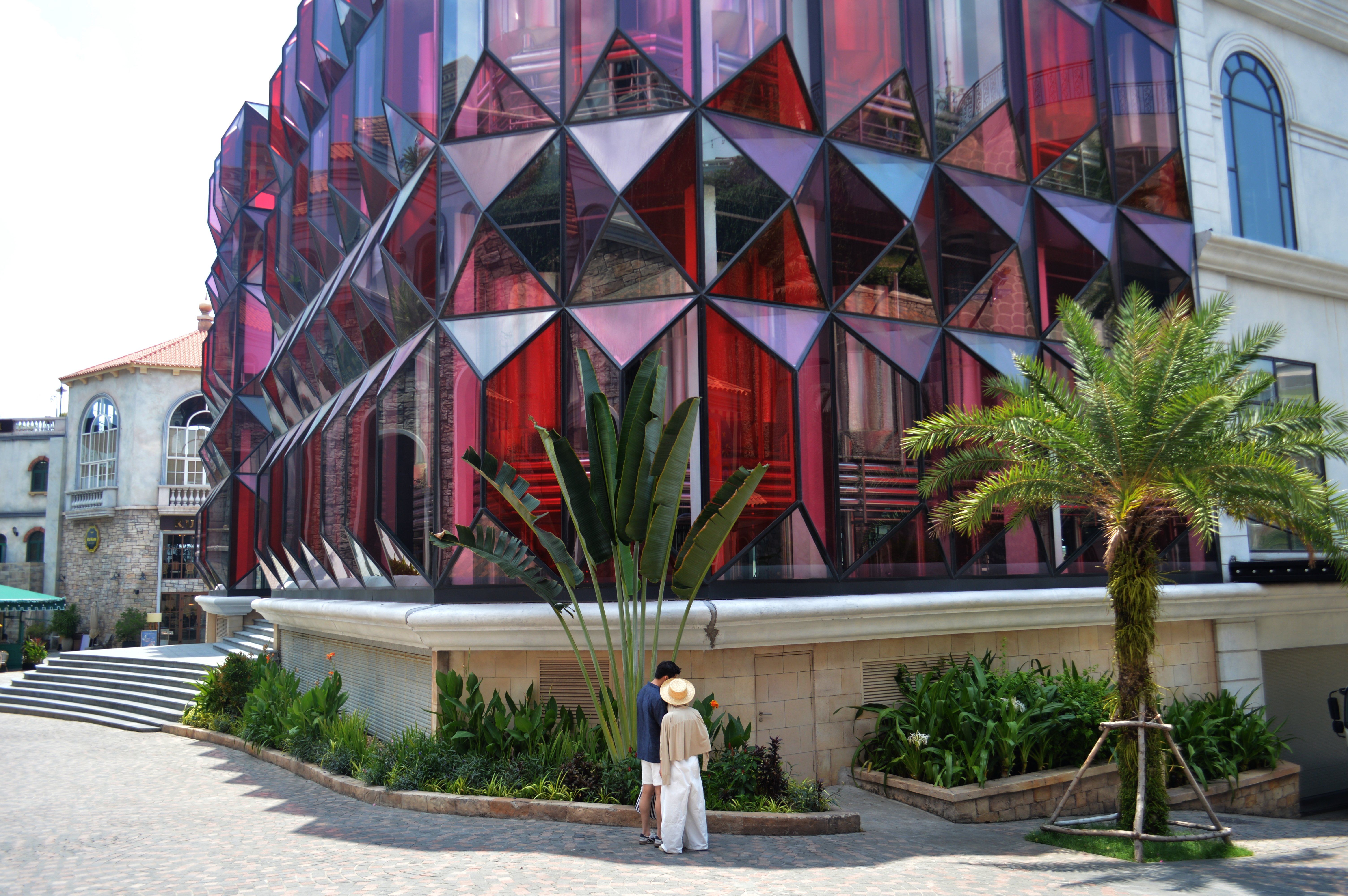 Colorful Modern Architecture with Visitors · Free Stock Photo