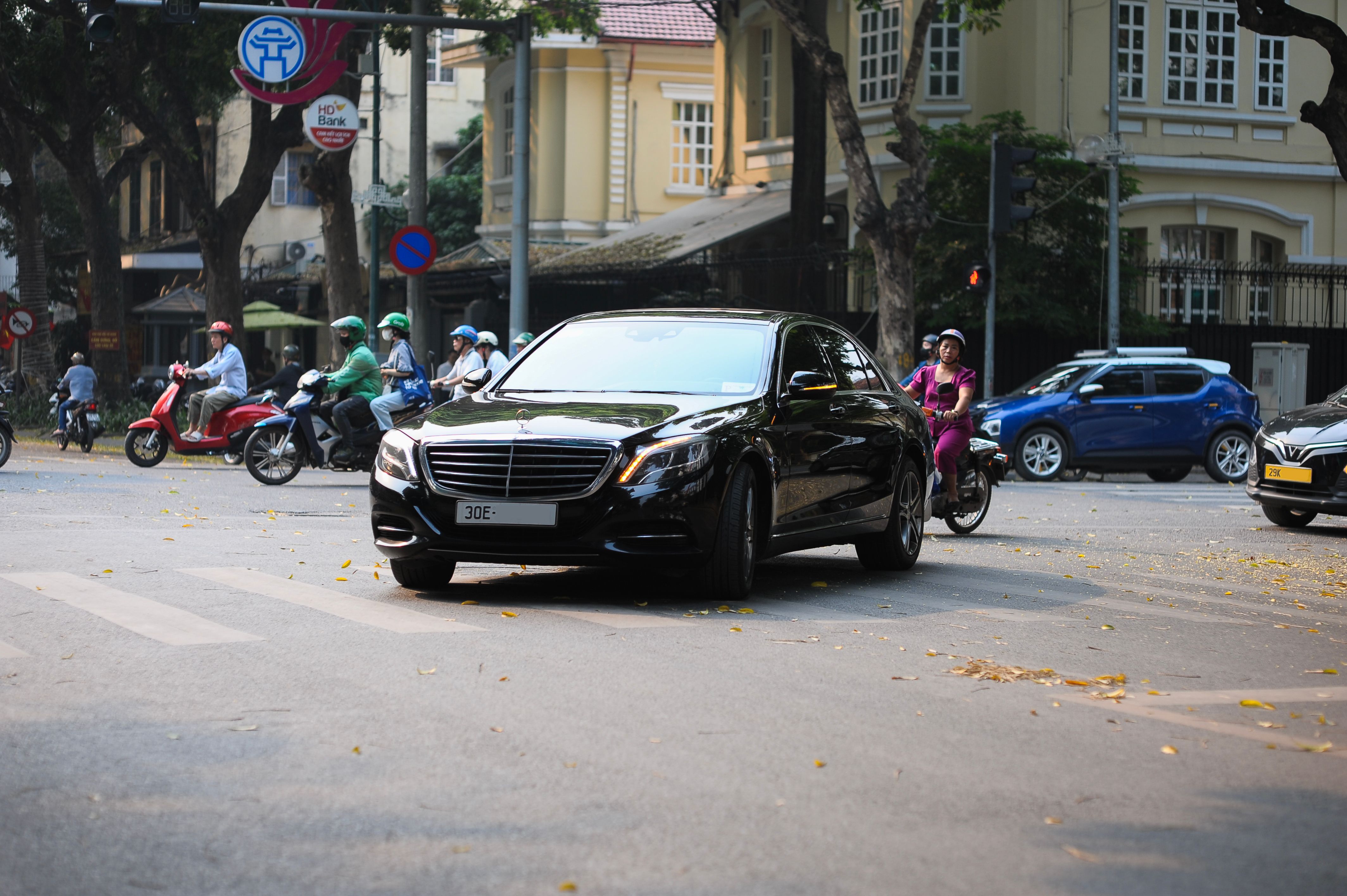 Luxury Black Car on Bustling City Street · Free Stock Photo