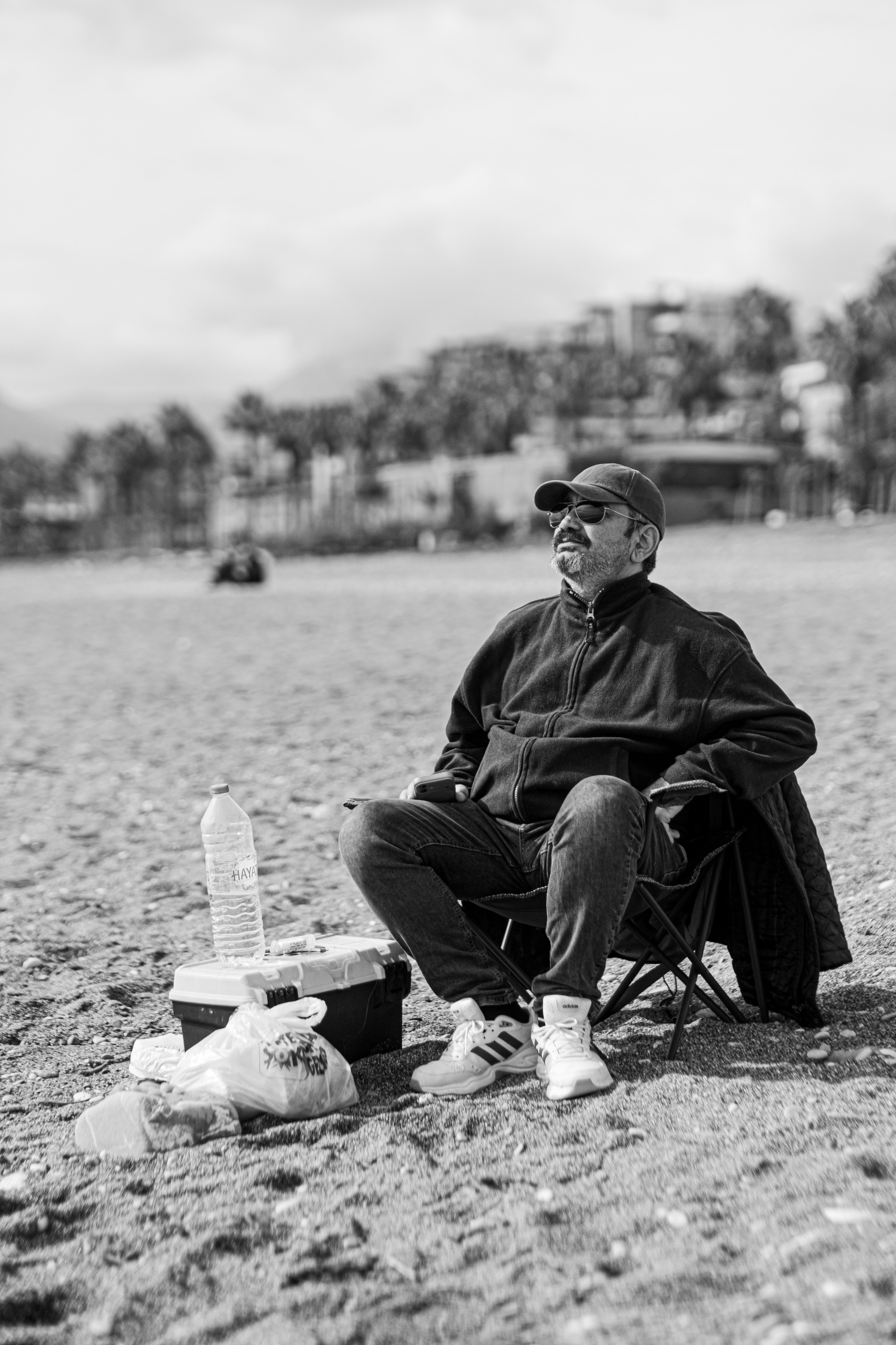 10.000+ Fotos y Imágenes de Hombre sentado en la playa Gratis · Banco ...