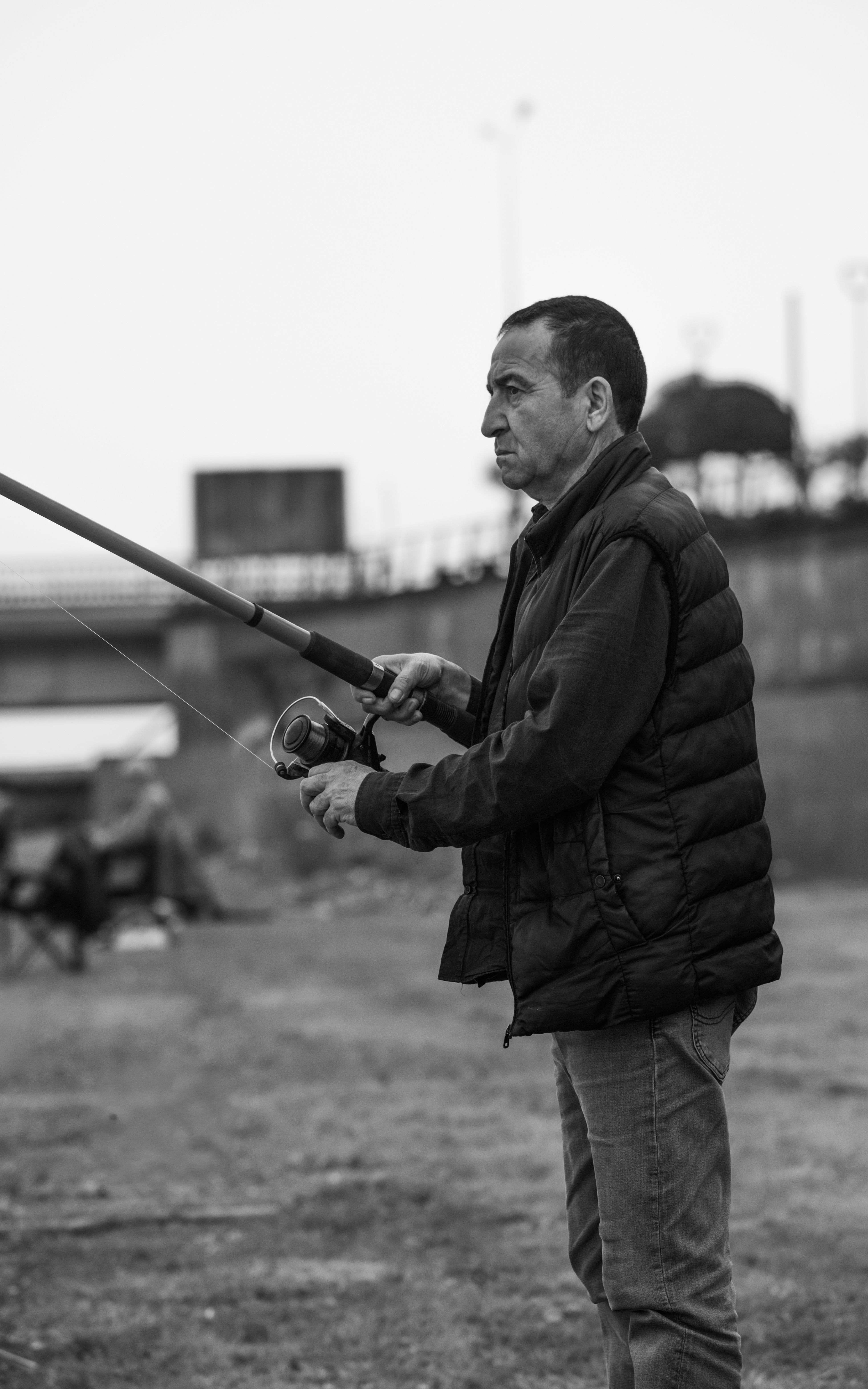 Retrato En Blanco Y Negro De Un Hombre Pescando Al Aire Libre. · Foto ...