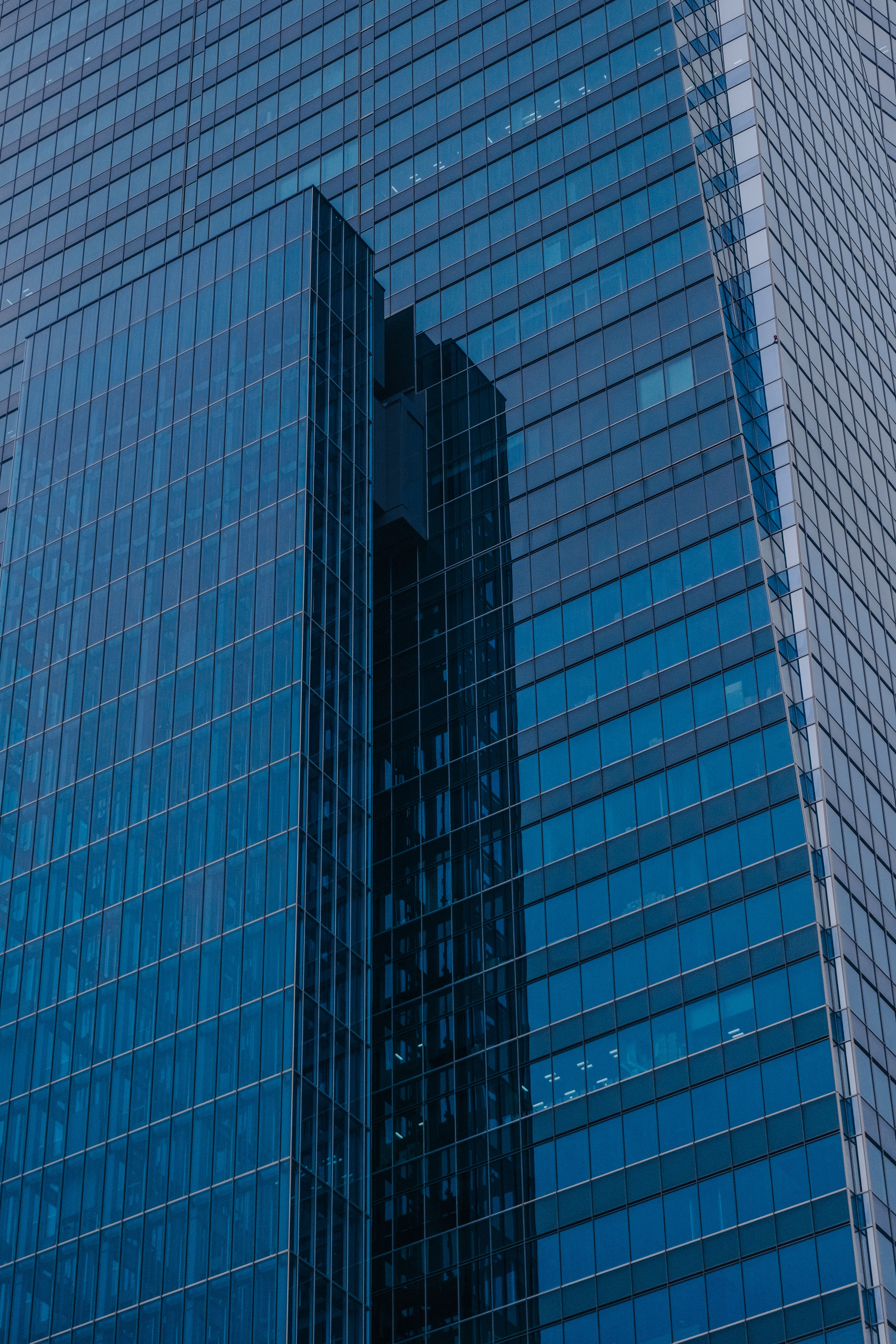 Modern Skyscraper Facade with Glass Reflection · Free Stock Photo