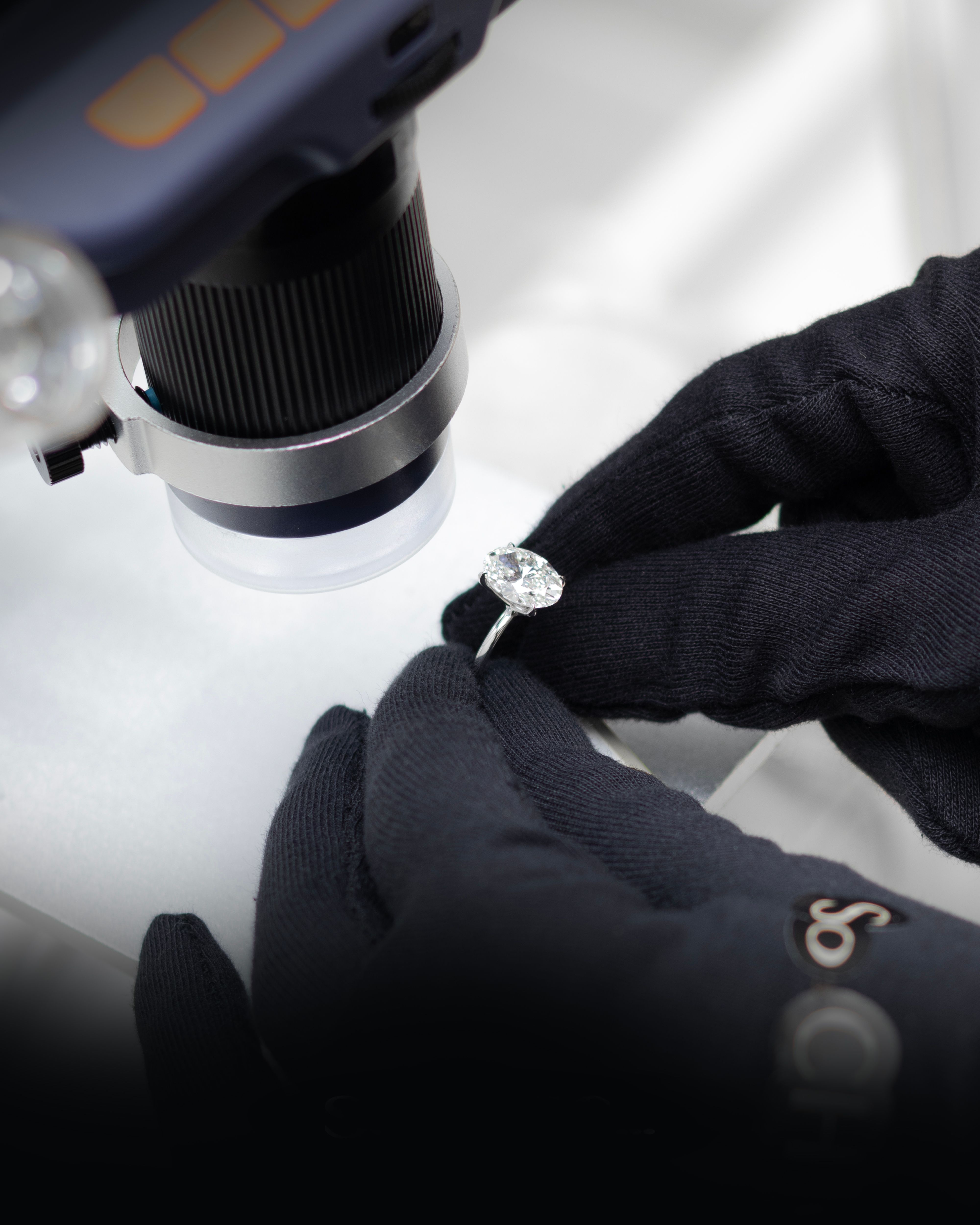 Examen De Un Anillo De Diamantes Bajo El Microscopio · Foto de stock ...