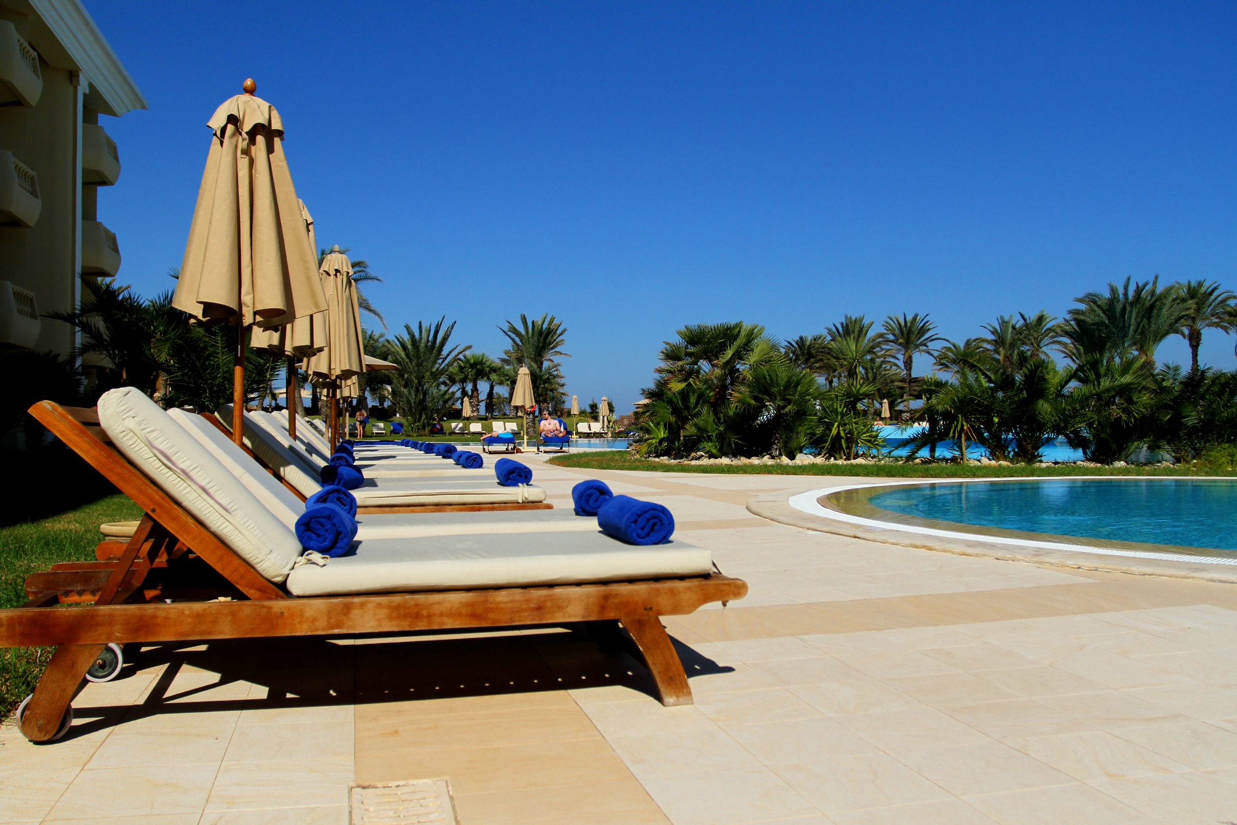 Tumbonas De Lujo Junto A La Piscina En El Hotel Resort. · Foto de stock ...