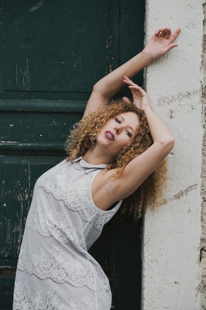 Le 10.000+ migliori foto di Donna Con I Capelli Ricci · Download ...
