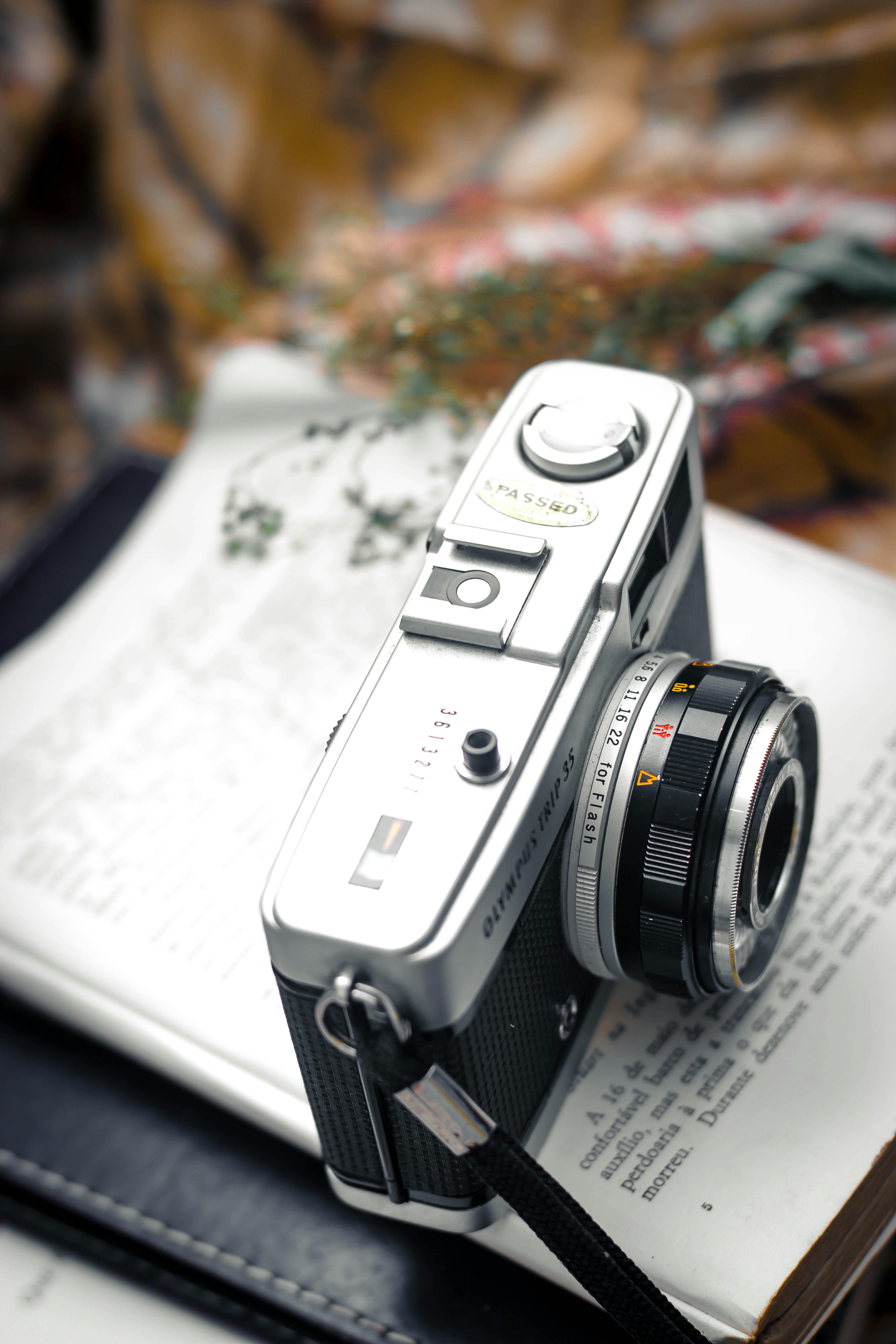 Old fashioned camera on piece of cloth · Free Stock Photo