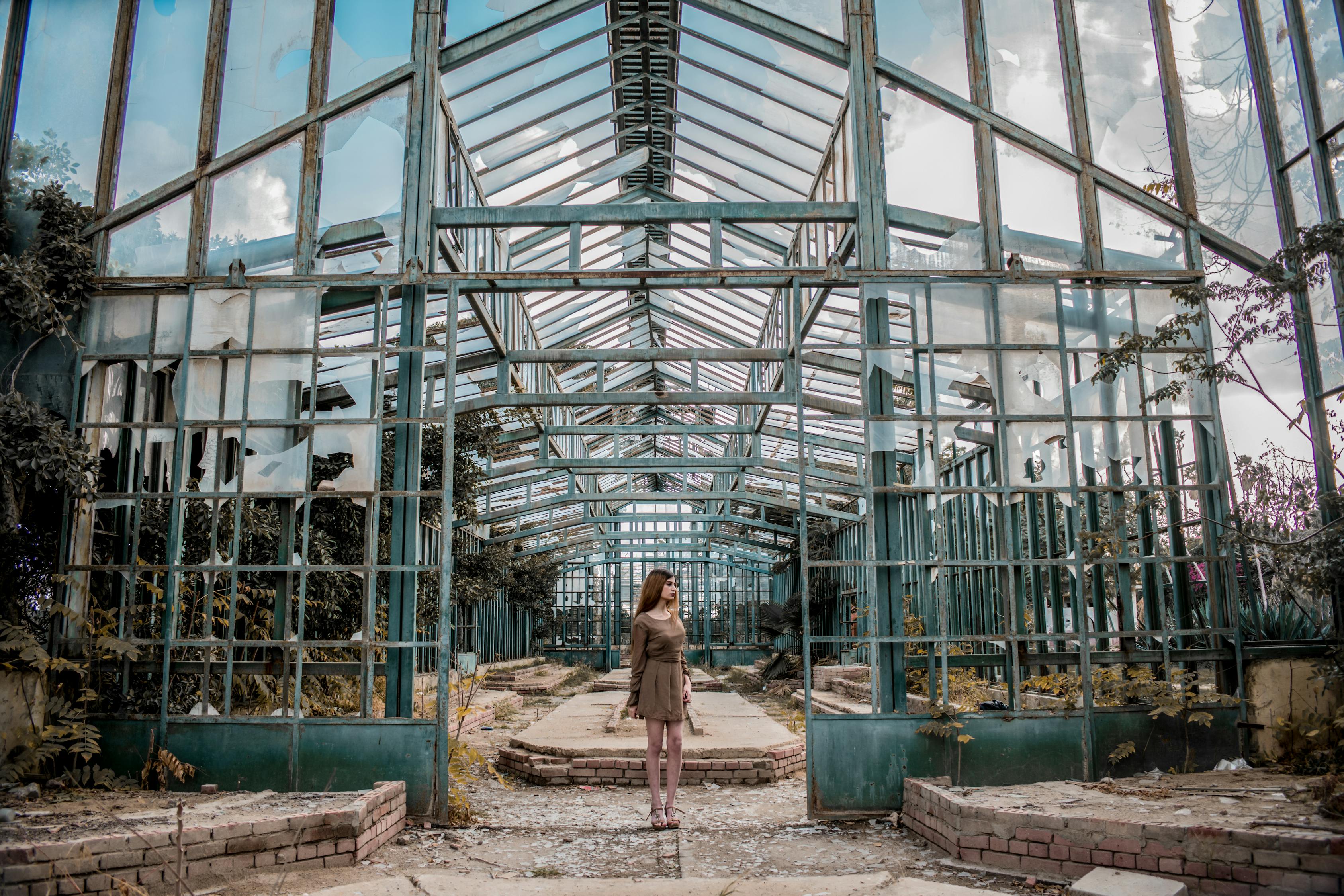 Mujer Irreconocible De Pie Cerca De La Antigua Construcci n Met lica mujer-irreconocible-de-pie-cerca-de-la-antigua-construcci-n-met-lica