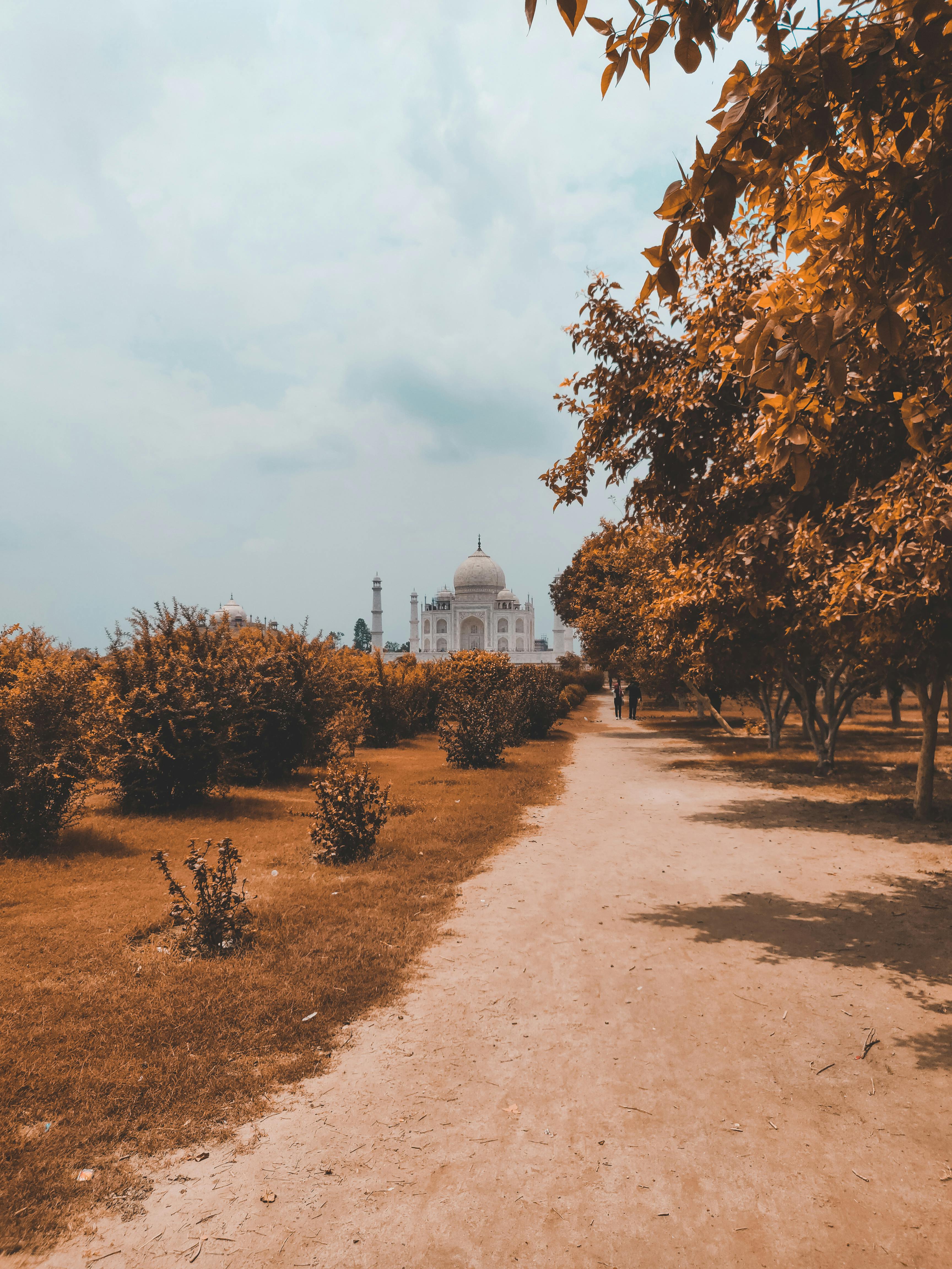 Unpaved Pathway to Taj Mahal · Free Stock Photo