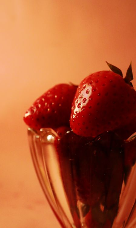 Fresas Frescas En Un Tazón De Vidrio Sobre Un Fondo Rosa Suave. · Foto ...