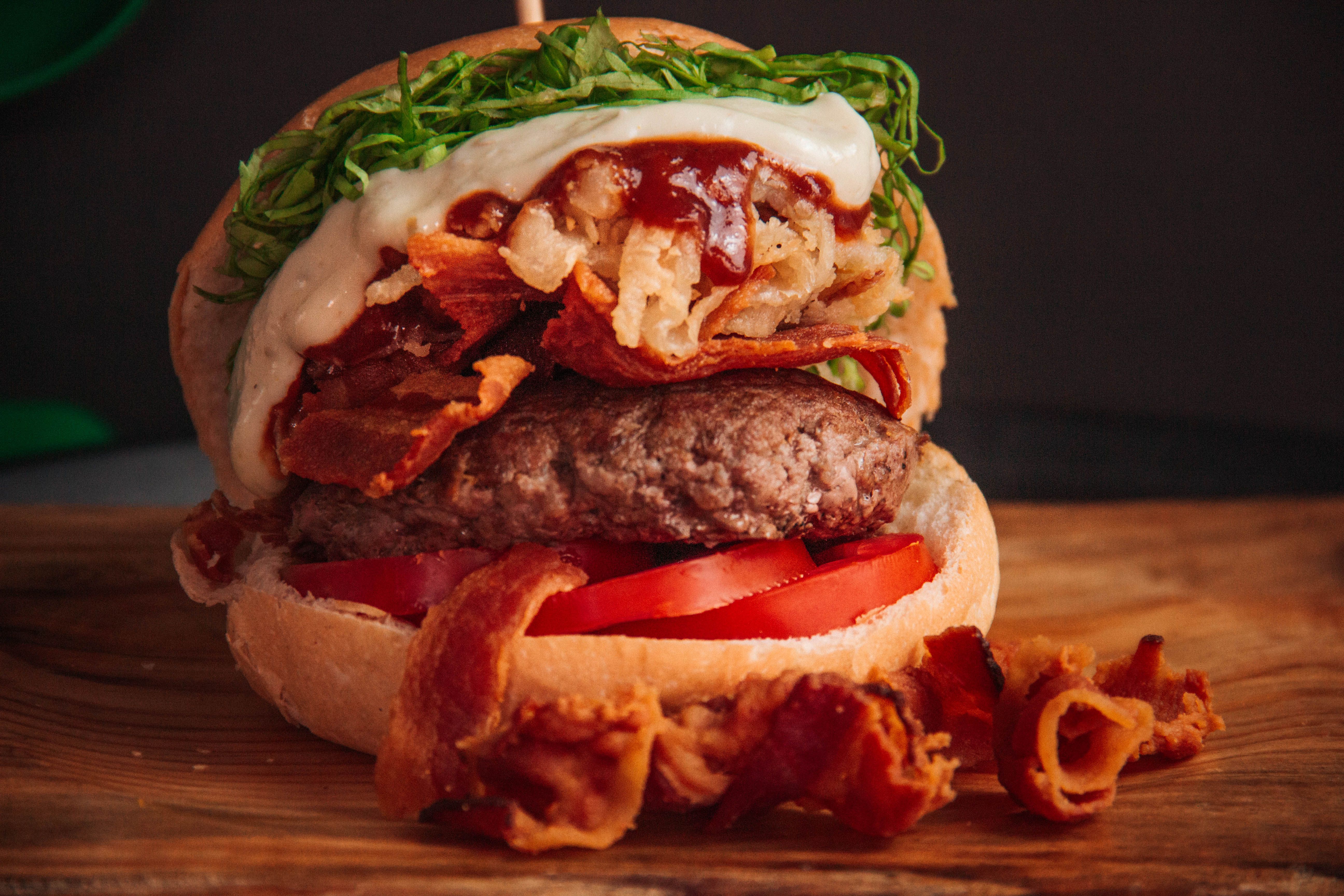 Close-Up Shot of a Burger · Free Stock Photo