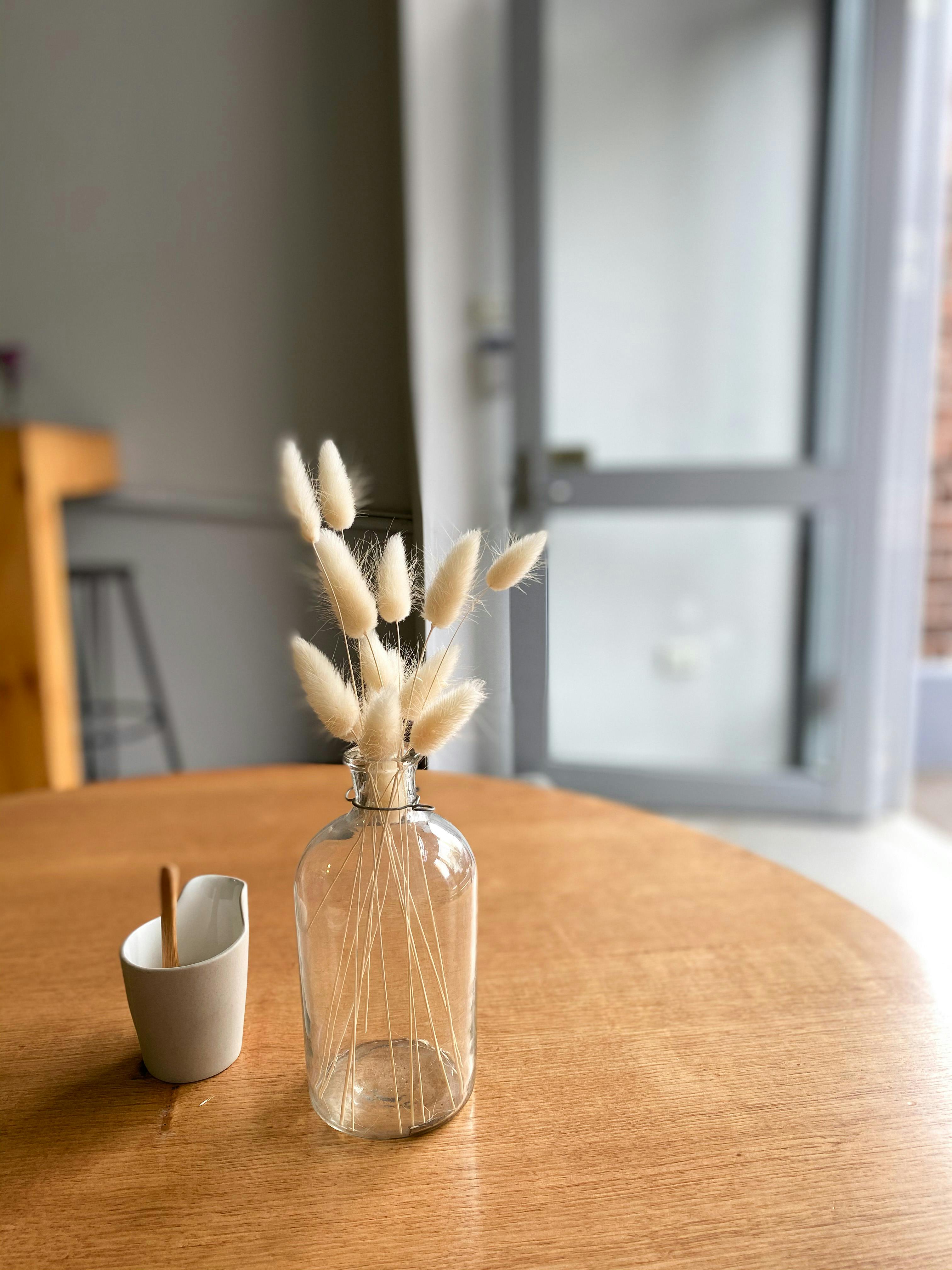 有关#室内 中性色调 乾燥花 优雅的设计 作文 兔尾草 創作的 和平的 和諧 垂直拍摄 复杂的 安排 审美 室內設計