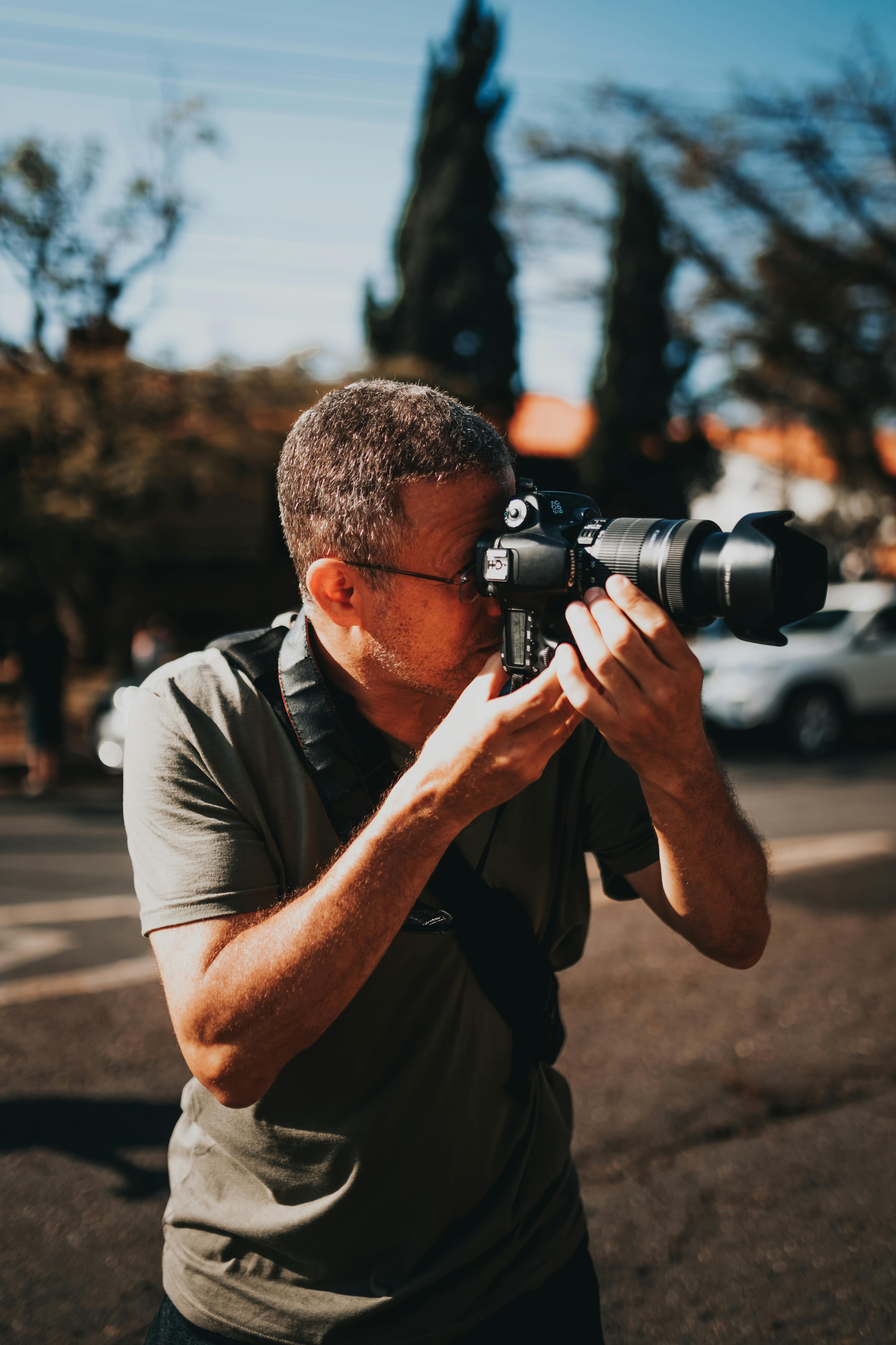 Homme Focalisé Prenant Une Photo à La Caméra Dans La Rue Pendant La ...