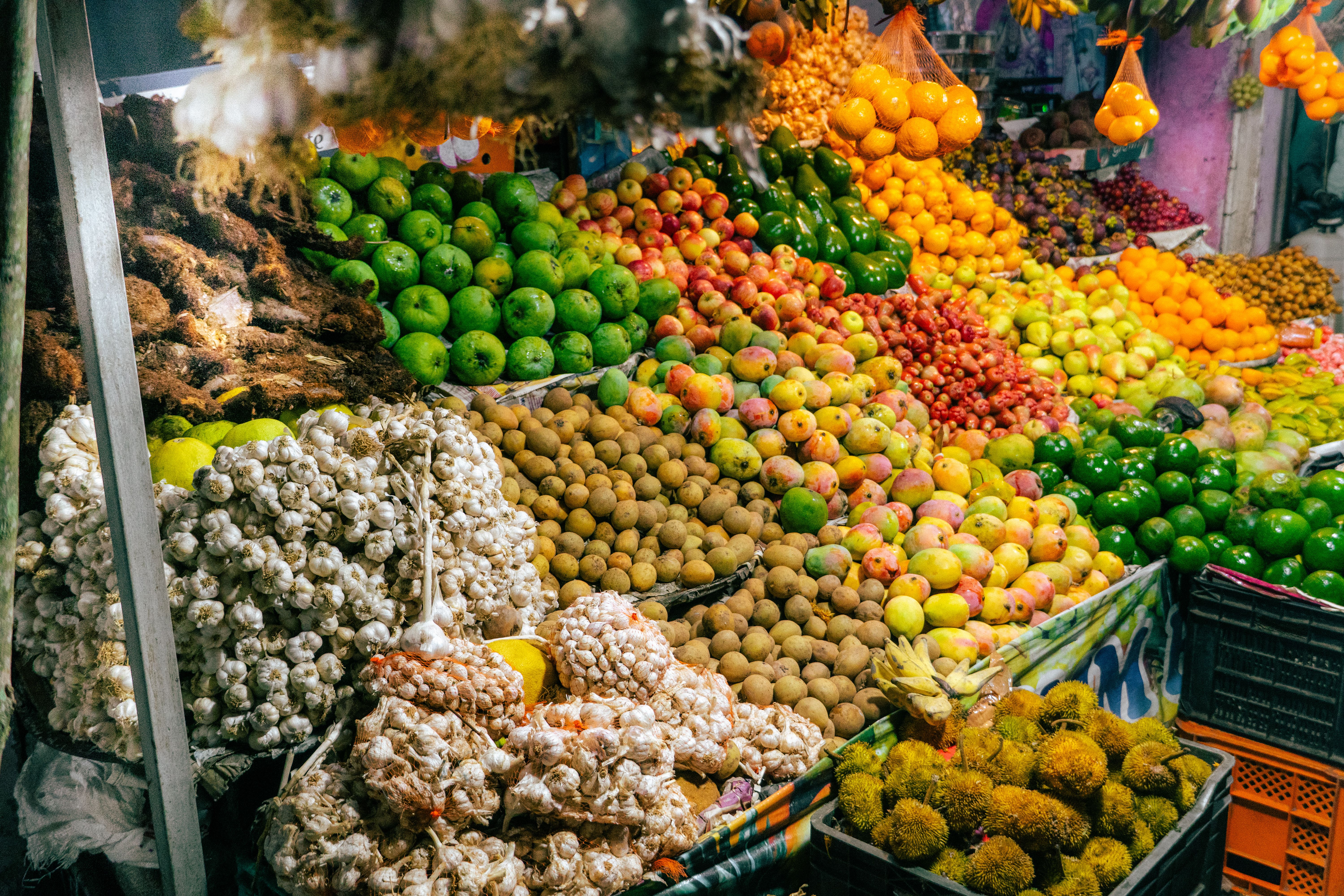 Aneka Buah Buahan Tropis Di Pasar Lokal · Foto Stok Gratis