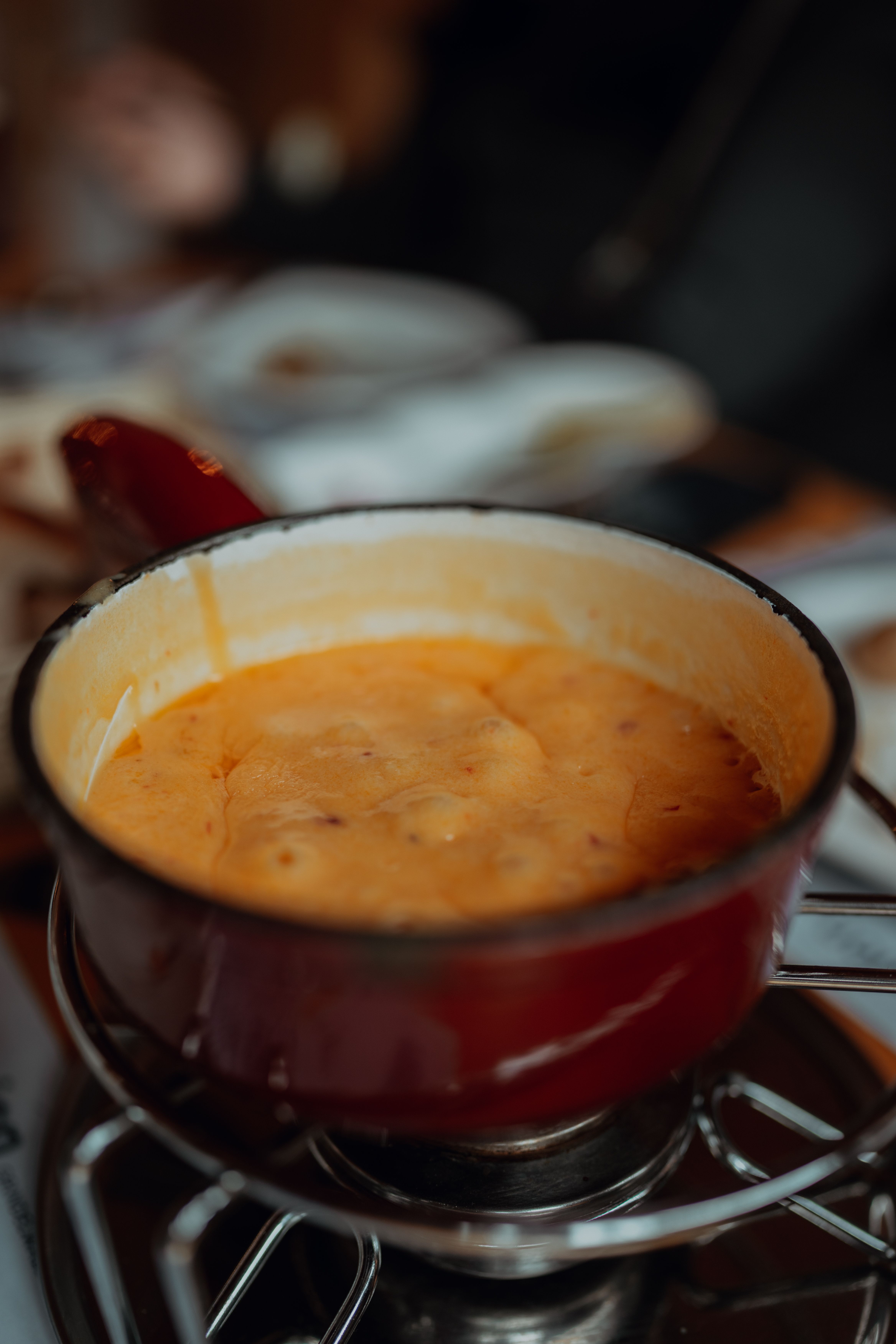 Fondue De Queso Gourmet En Olla Roja · Foto de stock gratuita