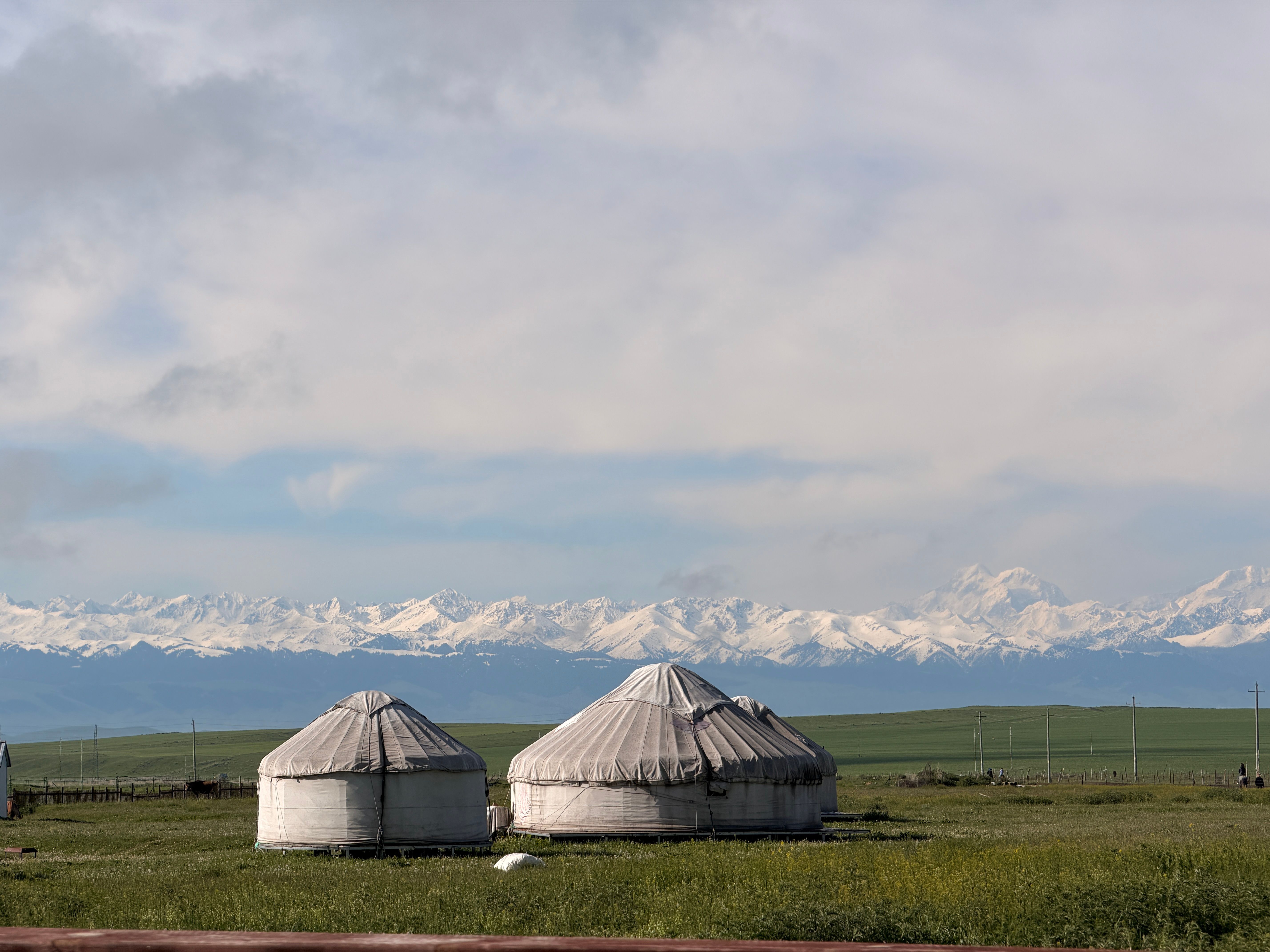 Yurts Tradicionales Con Montañas Nevadas. · Foto de stock gratuita