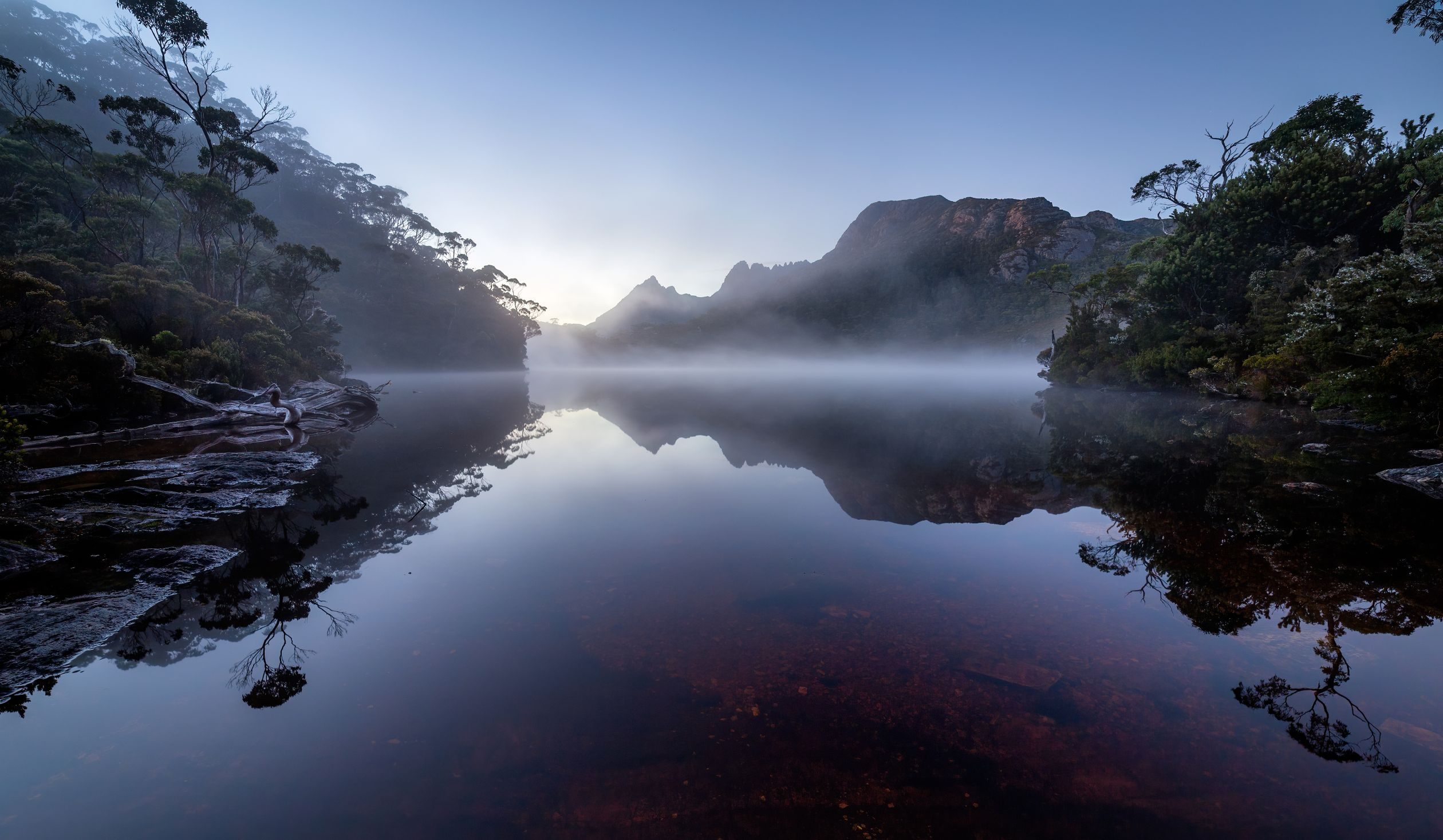 Amanecer Brumoso En El Lago Cradle Mountain · Foto de stock gratuita