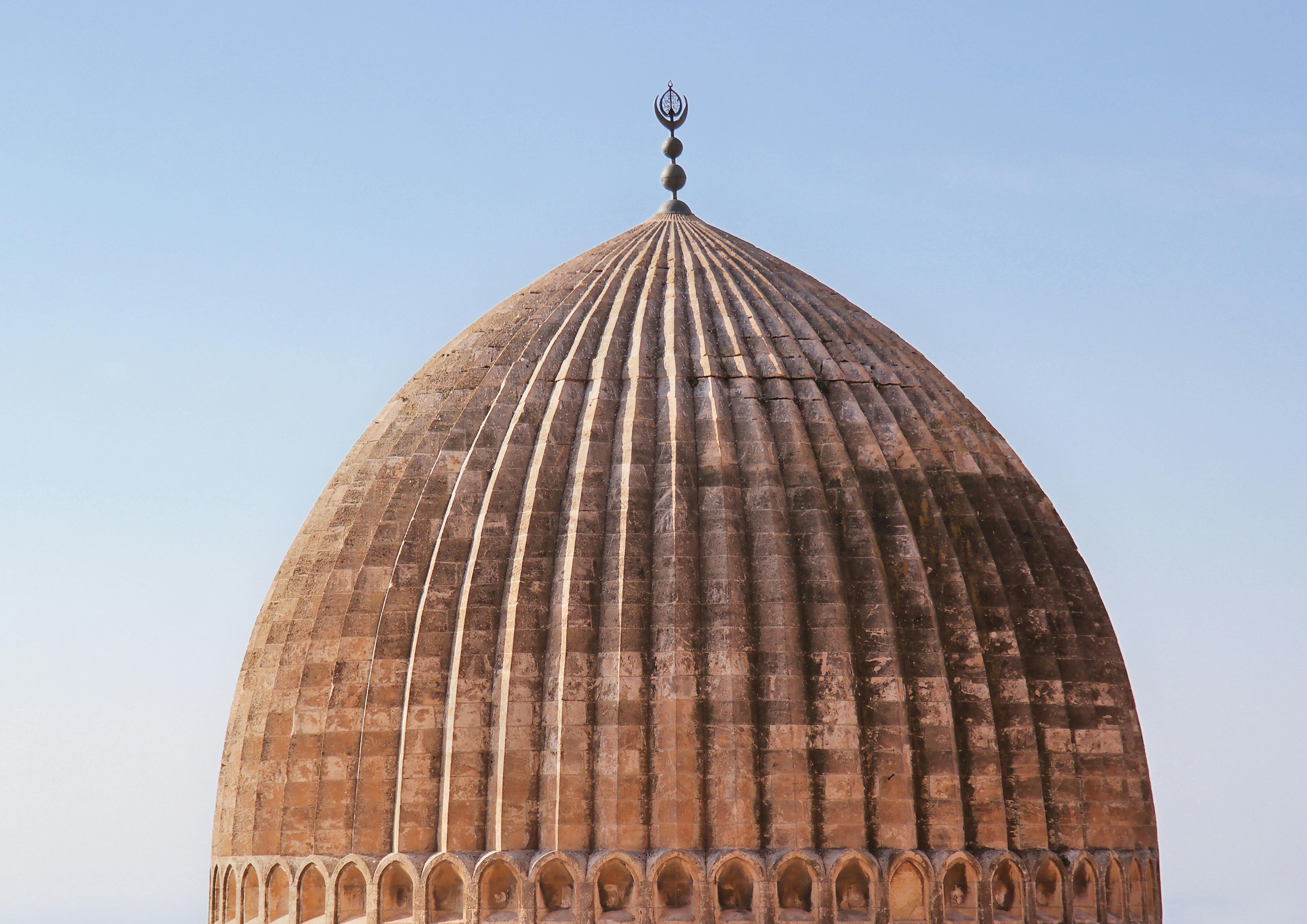 Brown and Green Concrete Building · Free Stock Photo