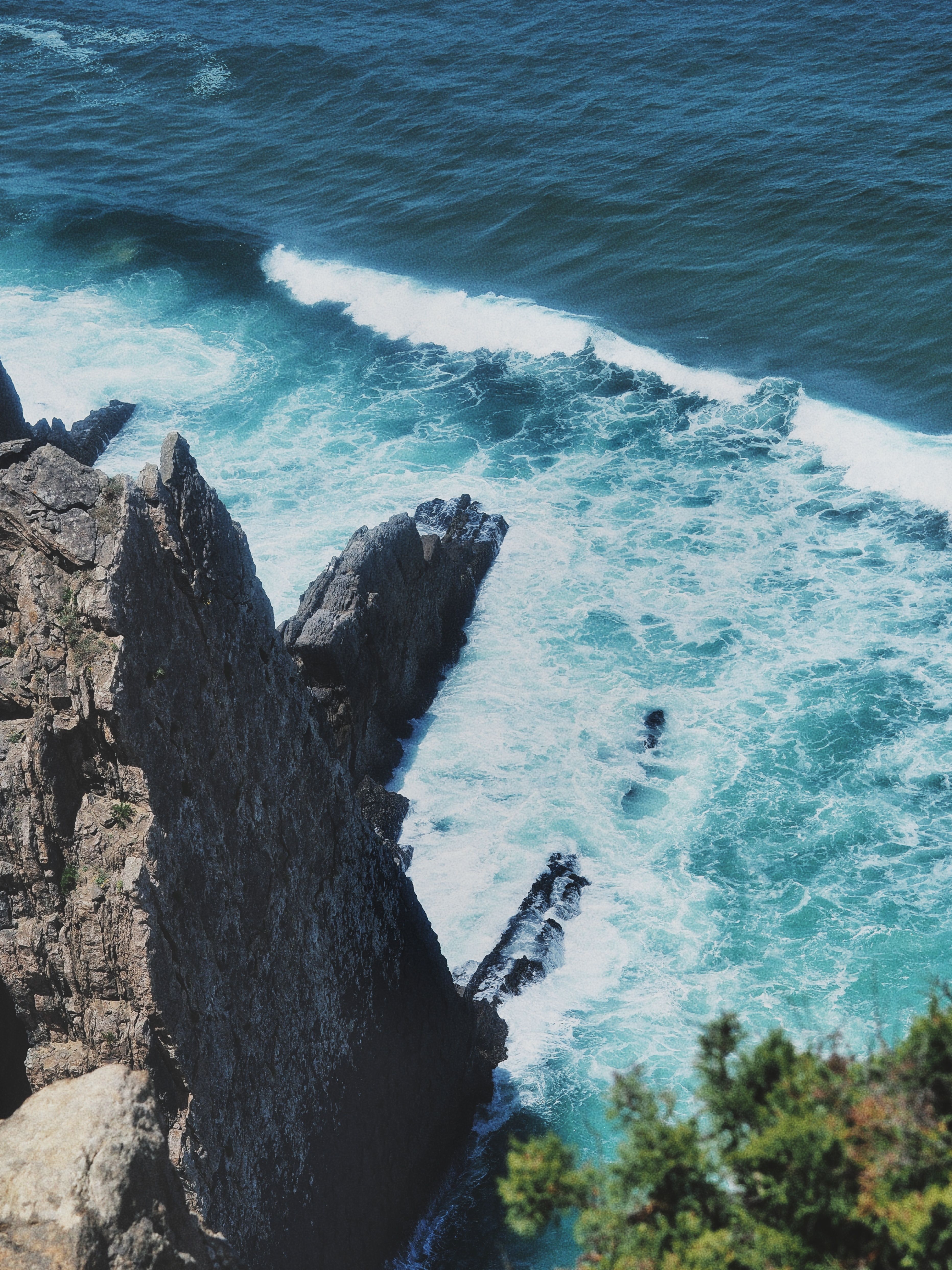 Dramatic Cliffs and Ocean Waves in Sintra · Free Stock Photo
