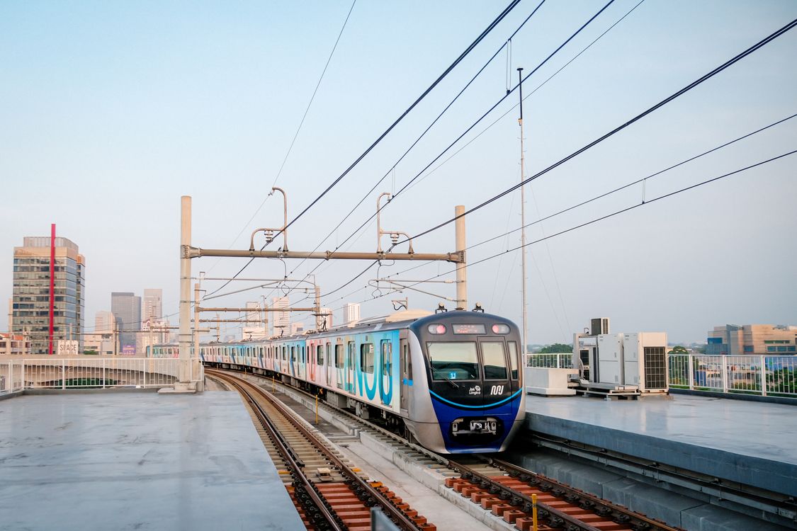 Kereta Mrt Modern Di Lanskap Kota Jakarta · Foto Stok Gratis