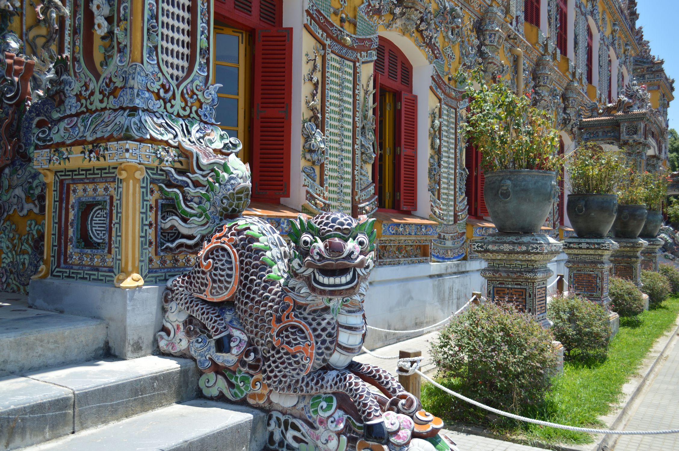 Intricate Dragon Statue at Vietnamese Temple Facade · Free Stock Photo