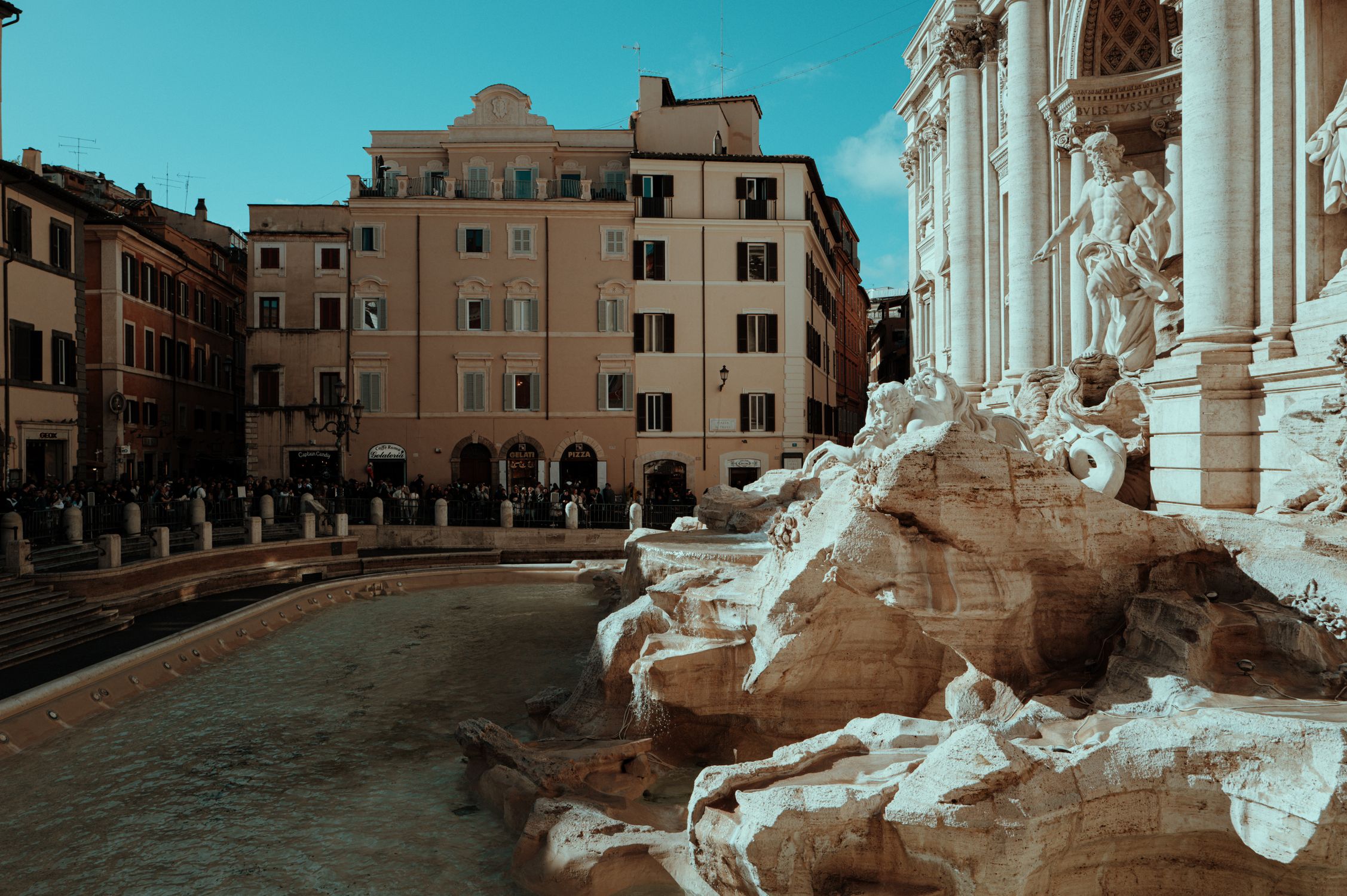 La Fontaine De Trevi, Emblème De Rome, Par Une Journée Ensoleillée ...