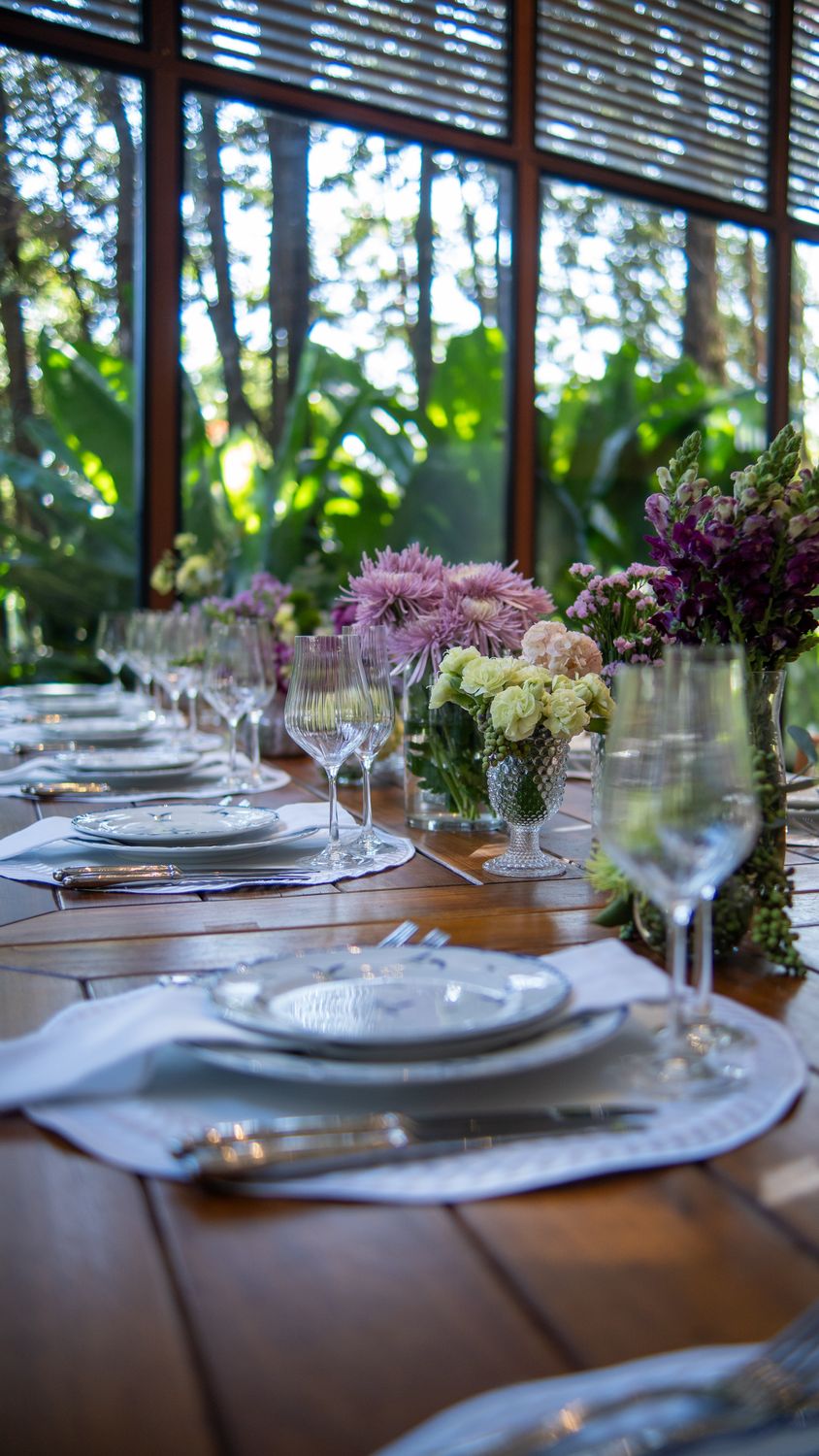 Conjunto De Mesa De Jantar Elegante Com Arranjos De Flores. · Foto ...