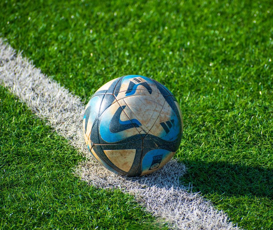 Balón De Fútbol En Campo De Fútbol De Césped Verde · Foto de stock gratuita