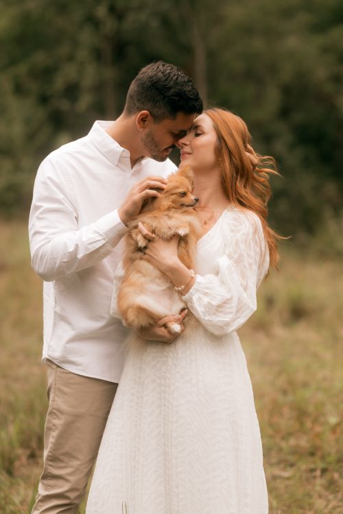 Pareja Romántica Con Su Perro En Un Entorno Al Aire Libre. · Foto de ...