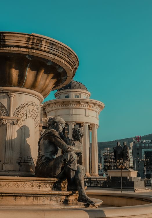 Fonte E Estátua Arquitetônicas Históricas Na Cidade · Foto profissional ...
